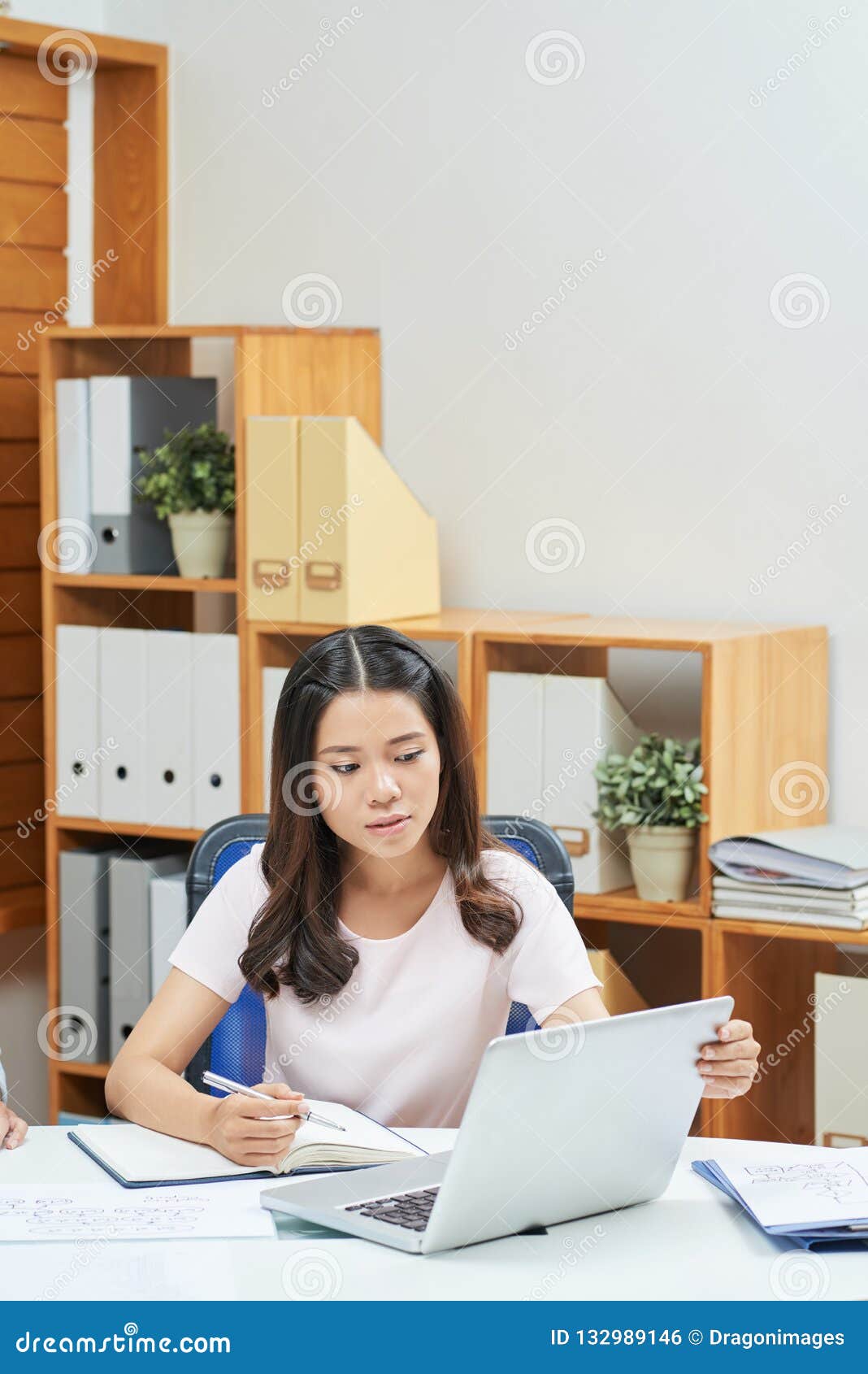 Jovem Mulher Ocupada Com Trabalho Foto de Stock - Imagem de laptop ...
