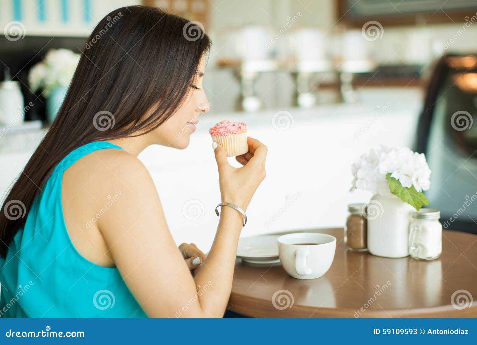 Jovem Mulher Que Cheira Um Queque Imagem de Stock - Imagem de cheirar ...