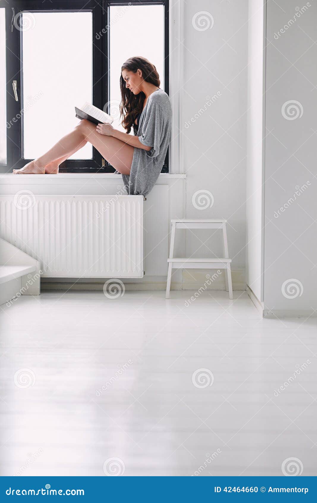 Jovem Mulher Que Senta-se No Peitoril Da Janela Que Lê Um Livro Foto de ... Jovem Mulher Que Senta-se No Peitoril Da Janela Que Lê Um Livro Foto de ...