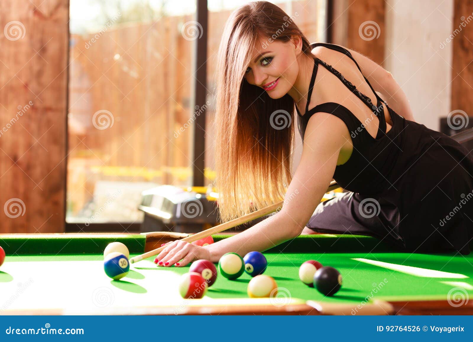 Jovem Mulher Que Tem O Divertimento Com Bilhar Foto De Stock Imagem