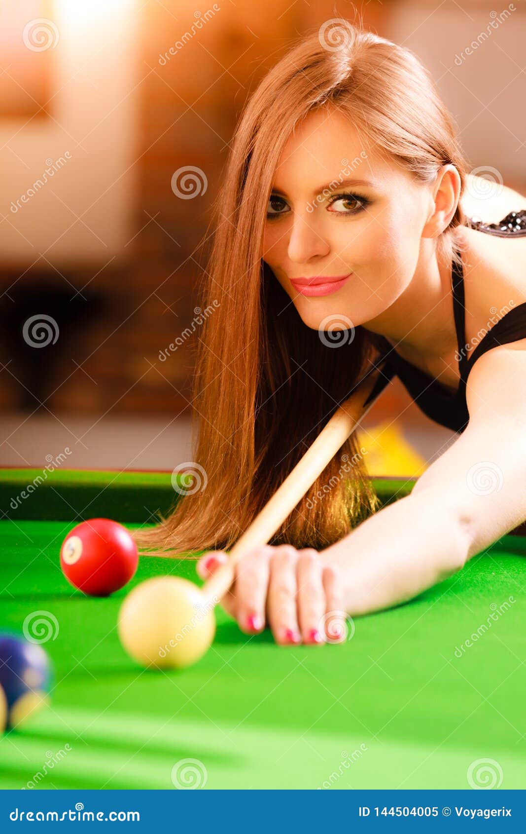 Jovem Mulher Que Tem O Divertimento Com Bilhar Imagem De Stock Imagem