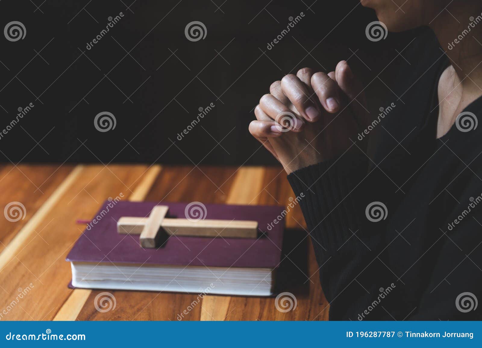 Jovem Religiosa Rezando a Deus Na Espiritualidade Matinal E Religiosa ...