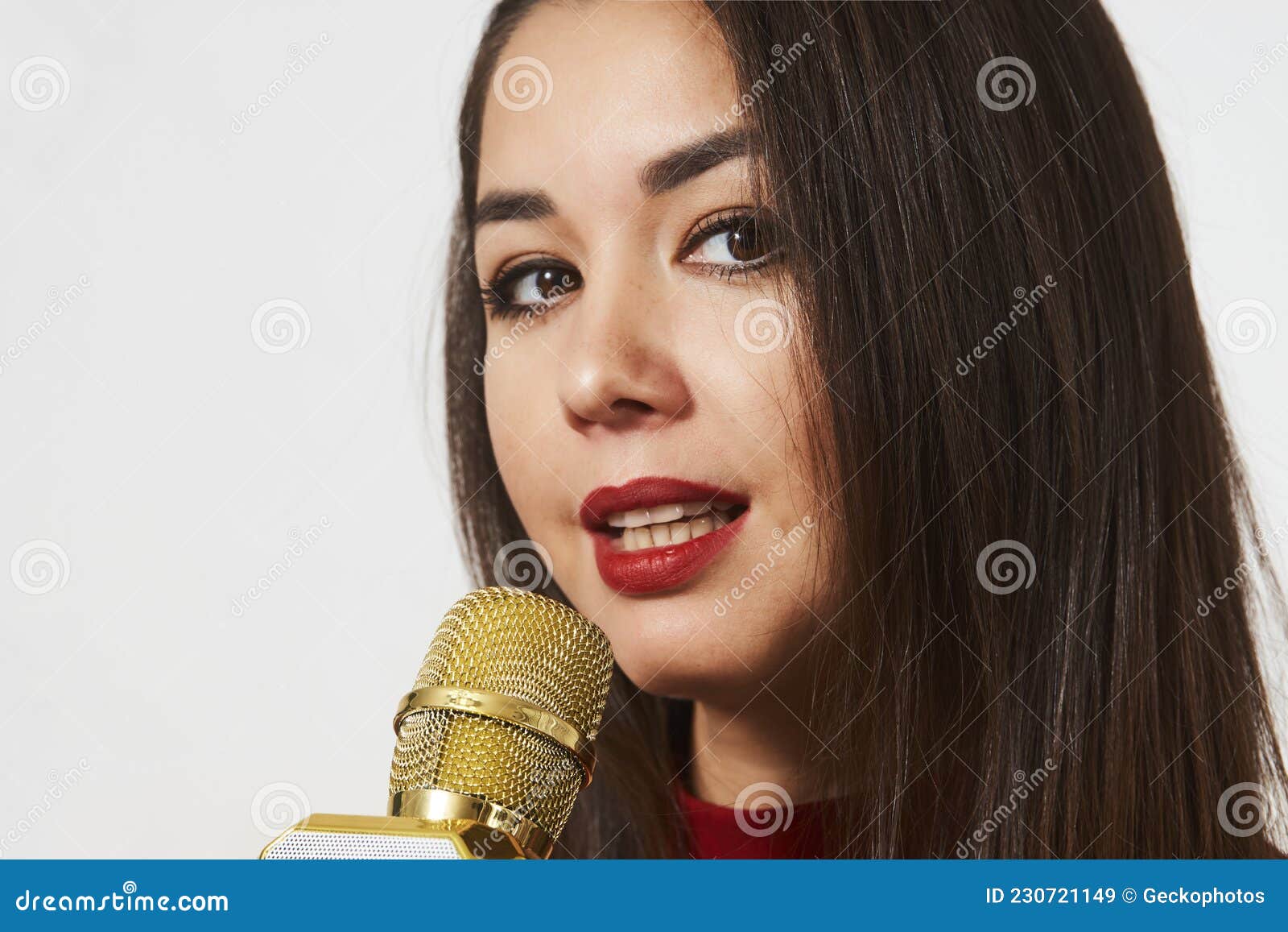 Jovem Segurando Um Escudo De Microfone Imagem de Stock - Imagem de ... Jovem Segurando Um Escudo De Microfone Imagem de Stock - Imagem de ...