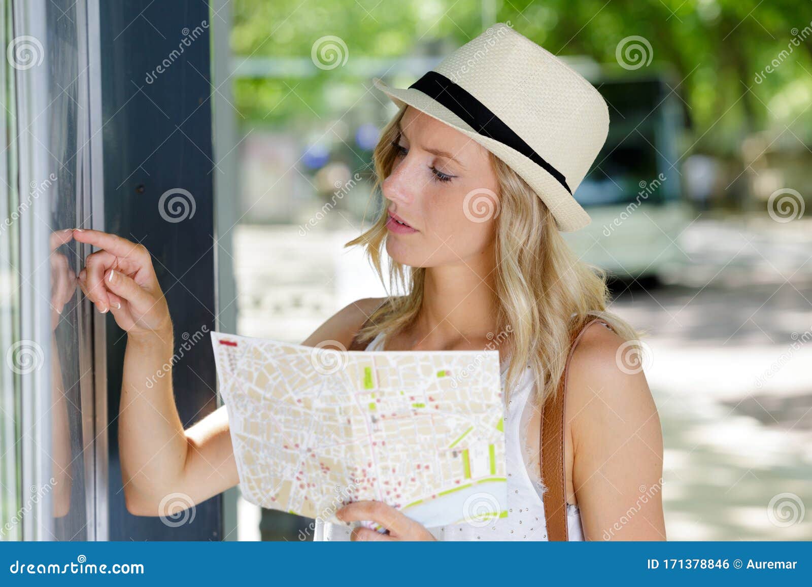 Jovem Turista Checando O Mapa Foto de Stock - Imagem de metropolitano ...