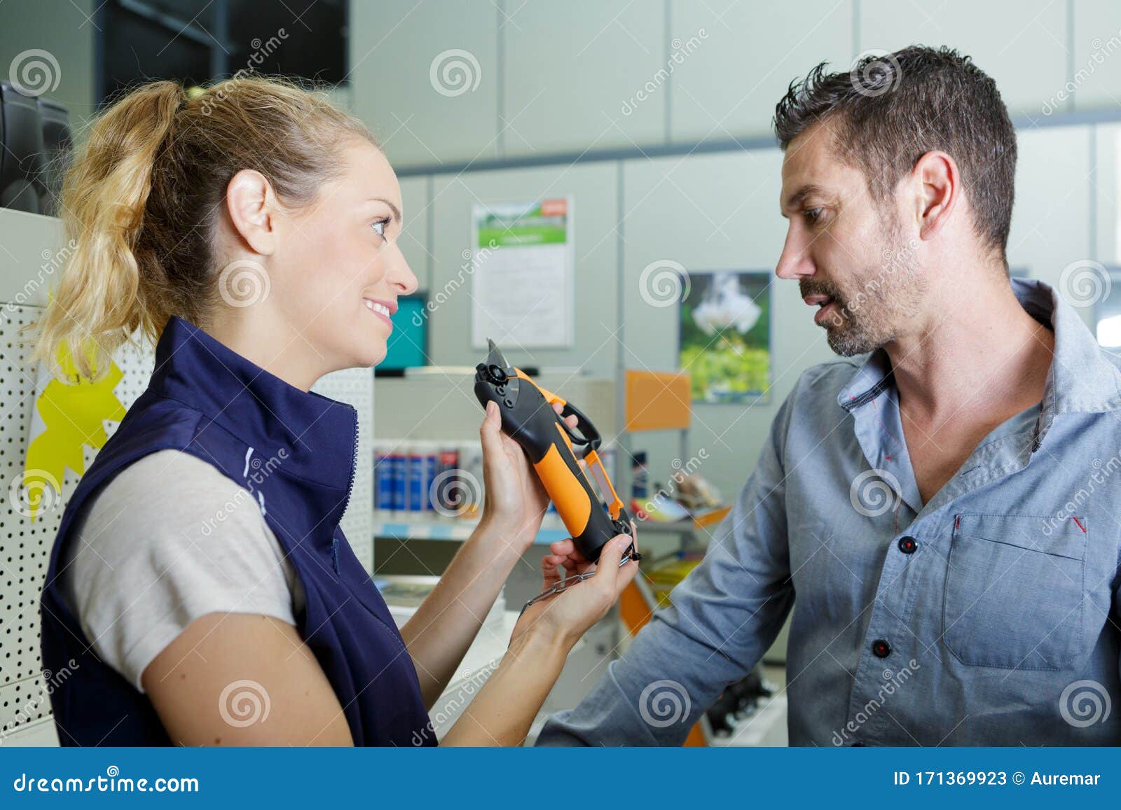 Jovem Vendedora Falando Com O Cliente Imagem de Stock - Imagem de ...
