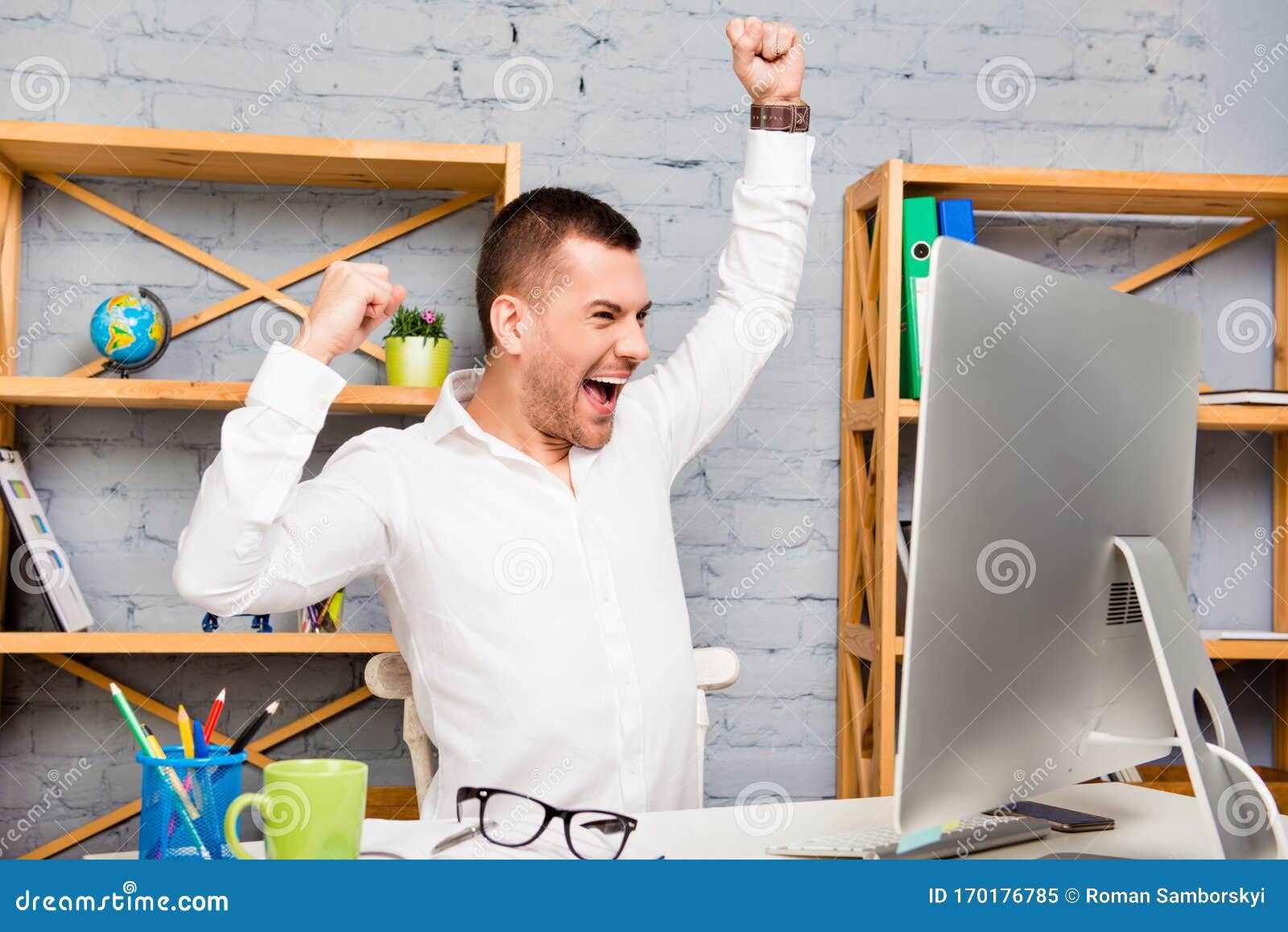 Joven Alegre Triunfando Con Las Manos Levantadas Imagen de archivo ...