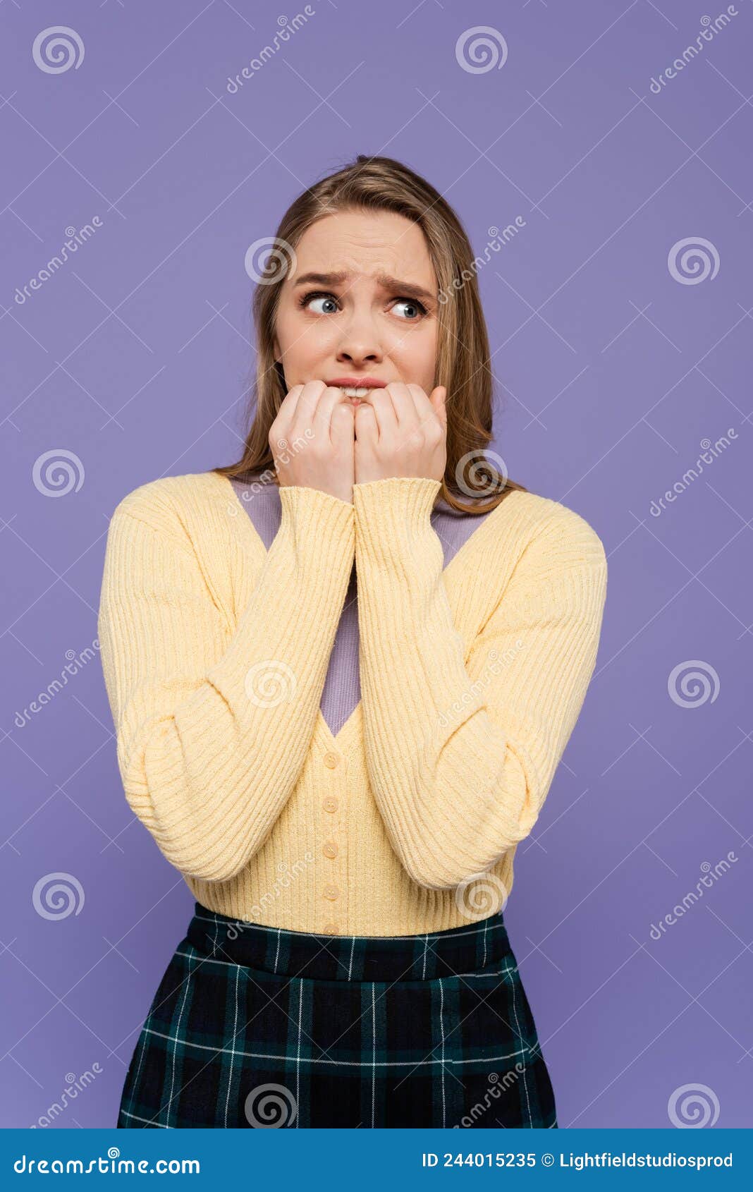 Joven Asustada Mirando Aislada Imagen de archivo - Imagen de hermoso ...