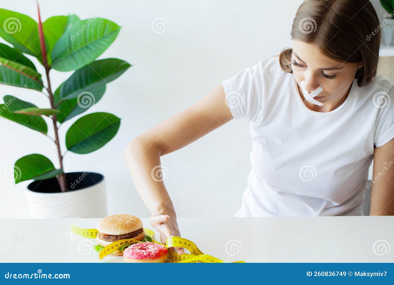 Joven Con Cinta Adhesiva Sobre La Boca Que Le Impide Comer Comida ...