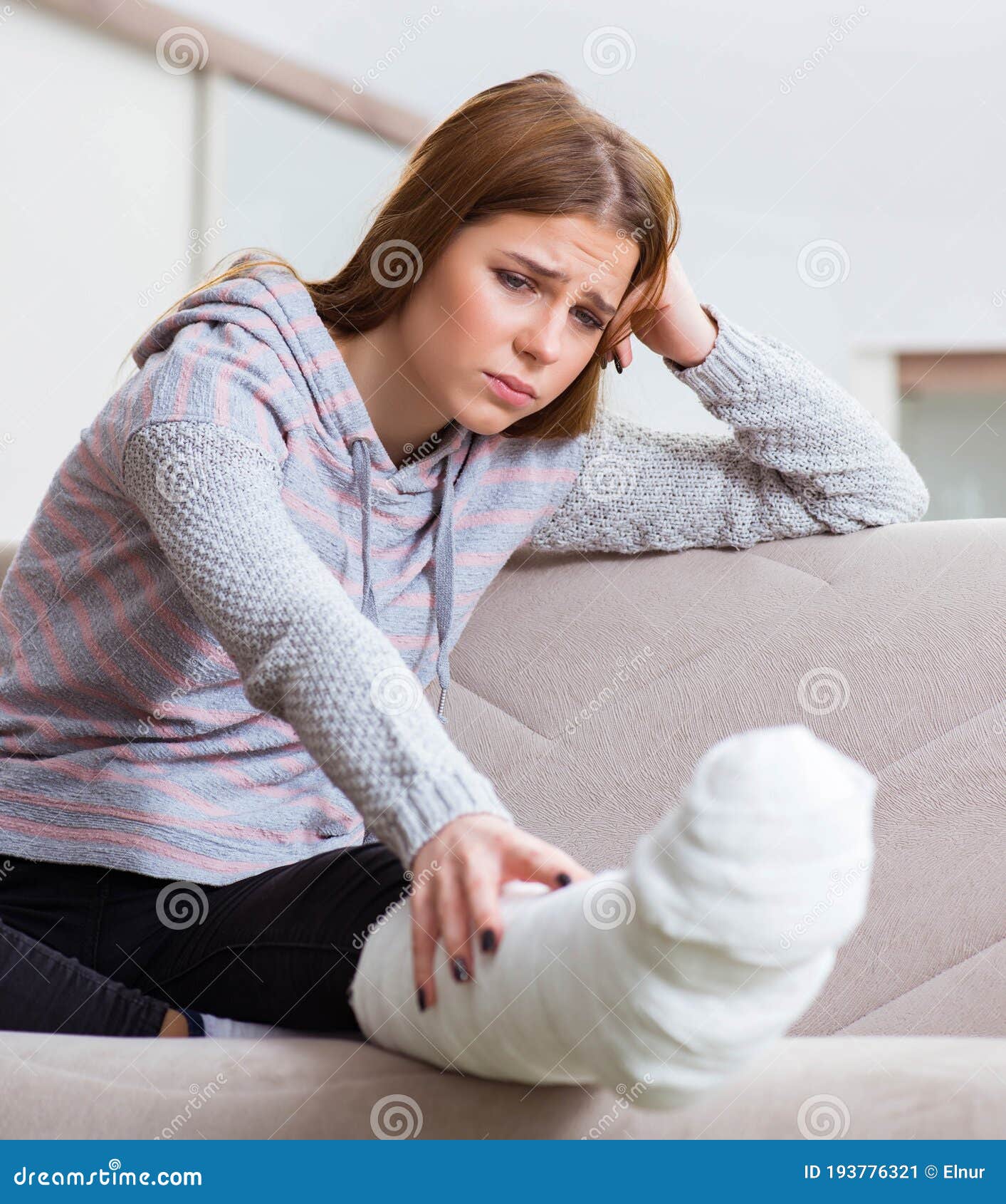 Joven Con La Pierna Rota En Casa Imagen de archivo - Imagen de esguince ...