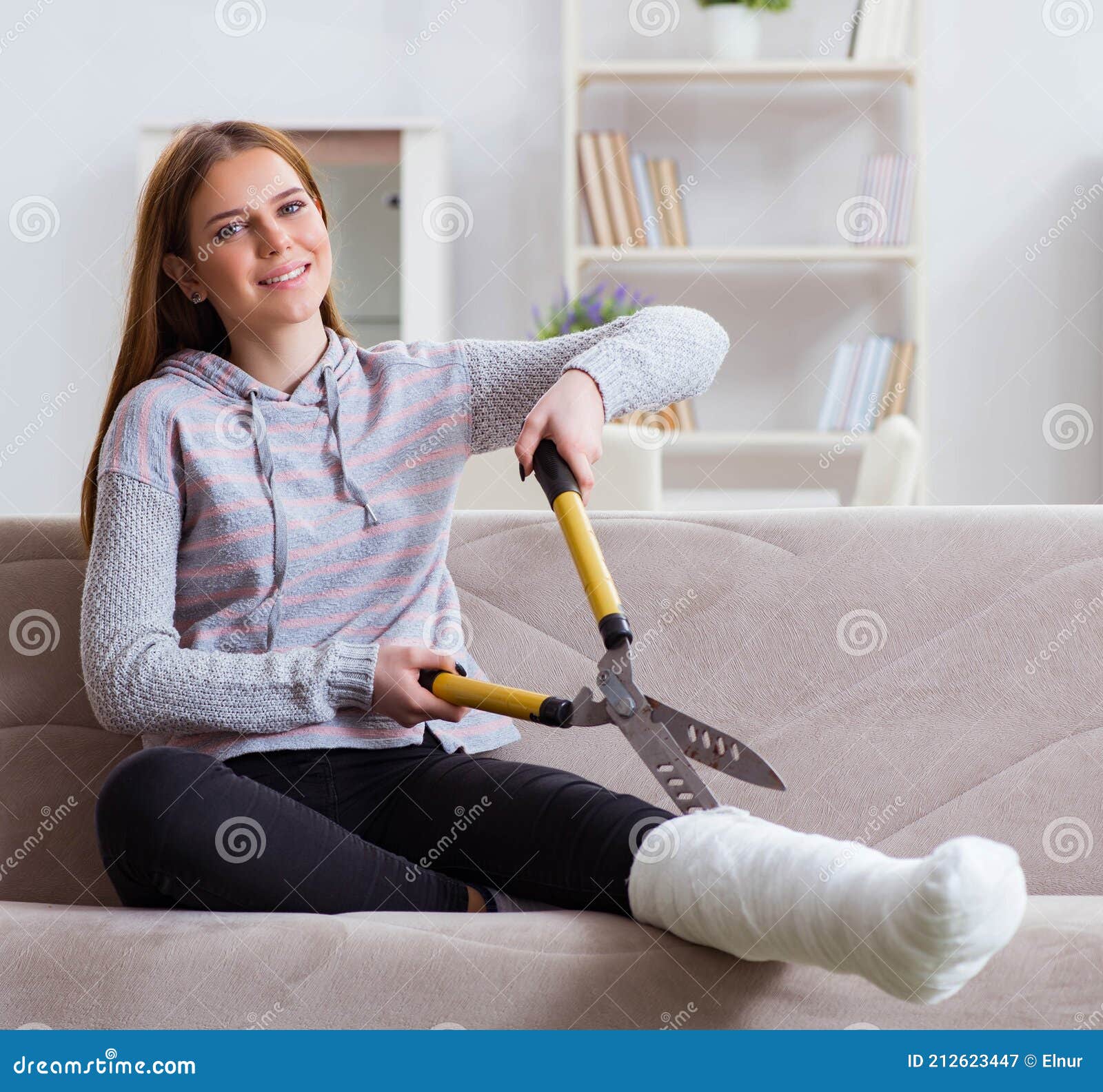 Joven Con La Pierna Rota En Casa Imagen de archivo - Imagen de ...