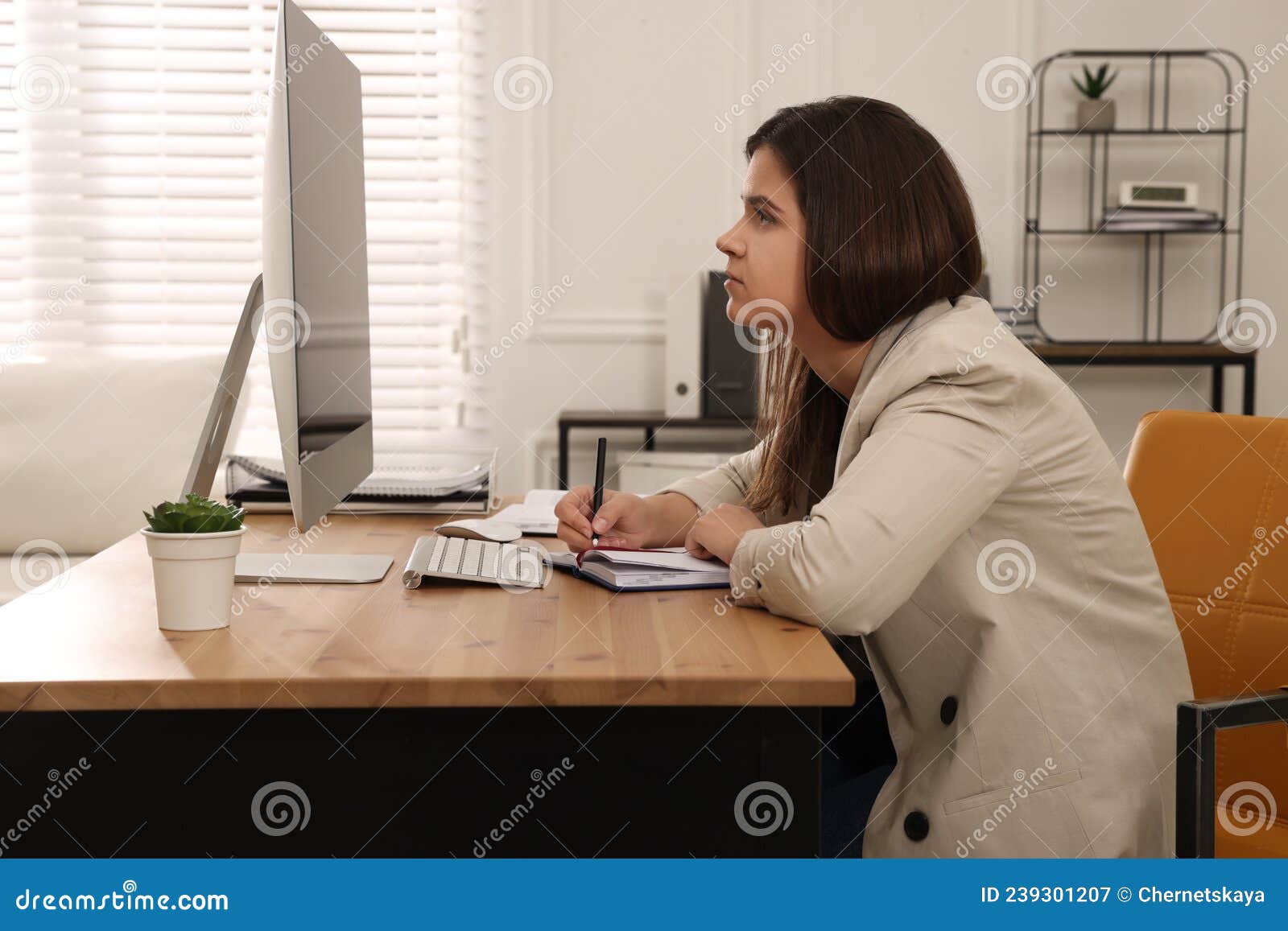 Joven Con Mala Postura Trabajando En Computadora Imagen de archivo ...