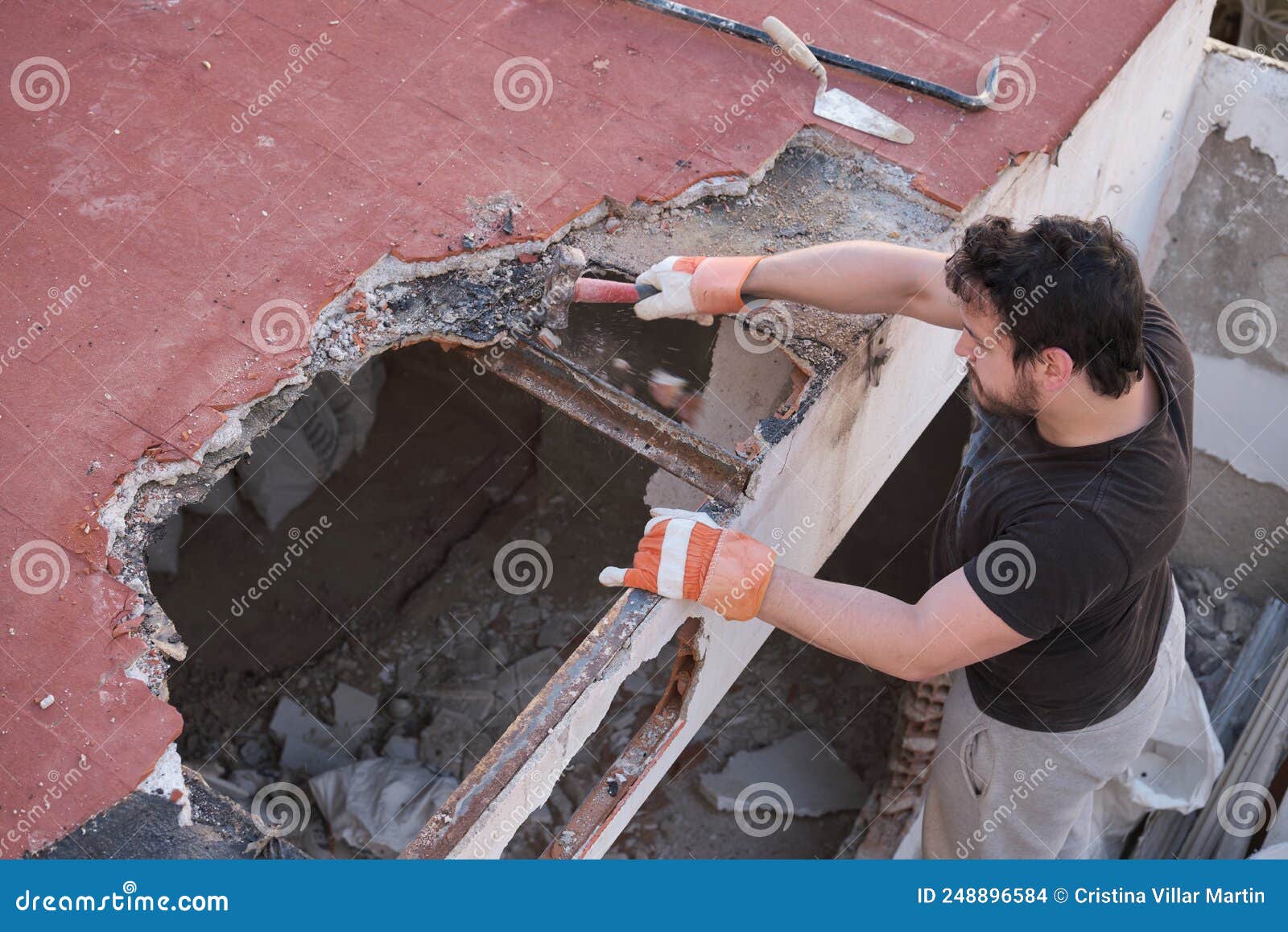 Joven Derribando El Techo De Una Casa. Foto de archivo - Imagen de ...