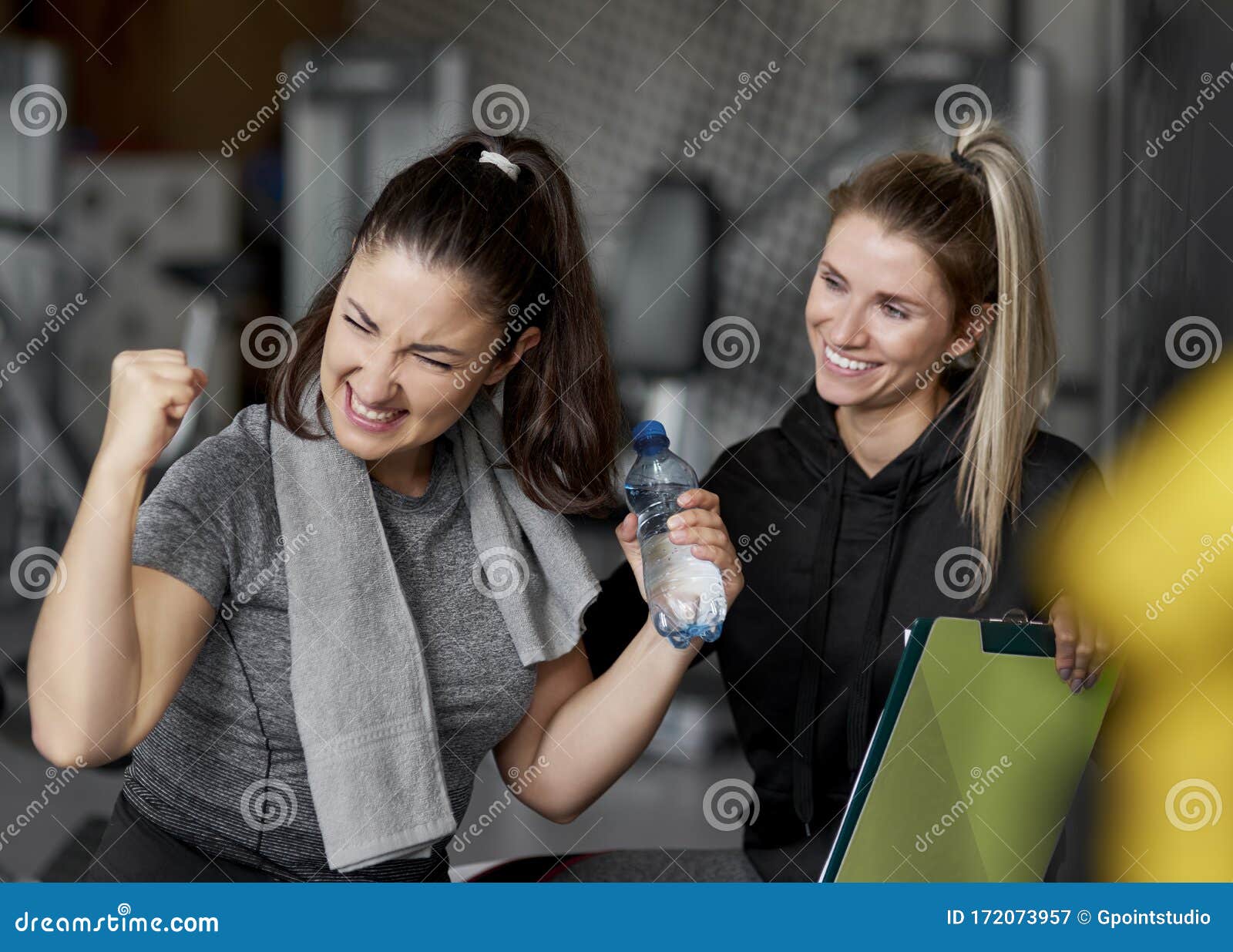 Joven E Instructora En El Gimnasio Imagen de archivo - Imagen de ...