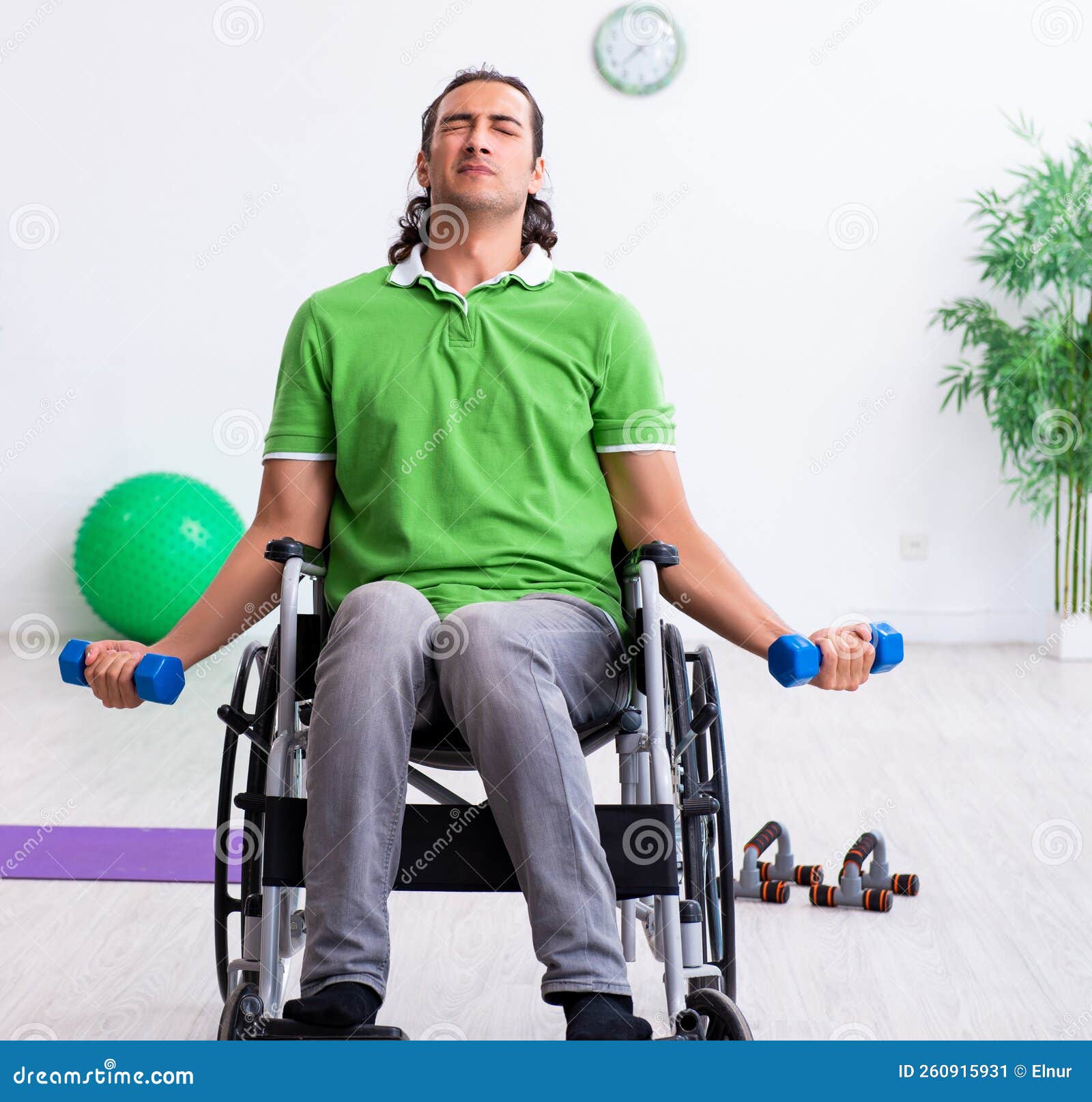 Joven En Silla De Ruedas Haciendo Ejercicios En Casa Imagen de archivo ...