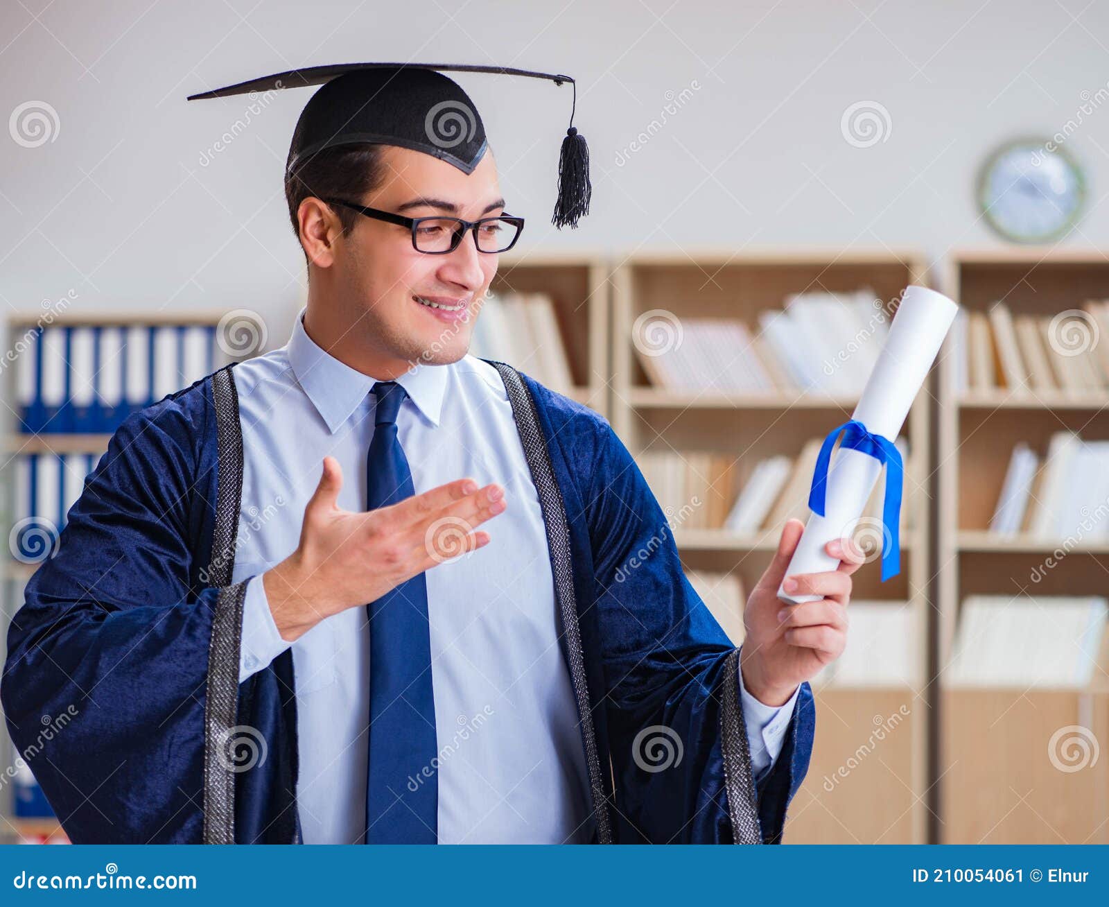 Joven Graduado De La Universidad Imagen de archivo - Imagen de clase ...