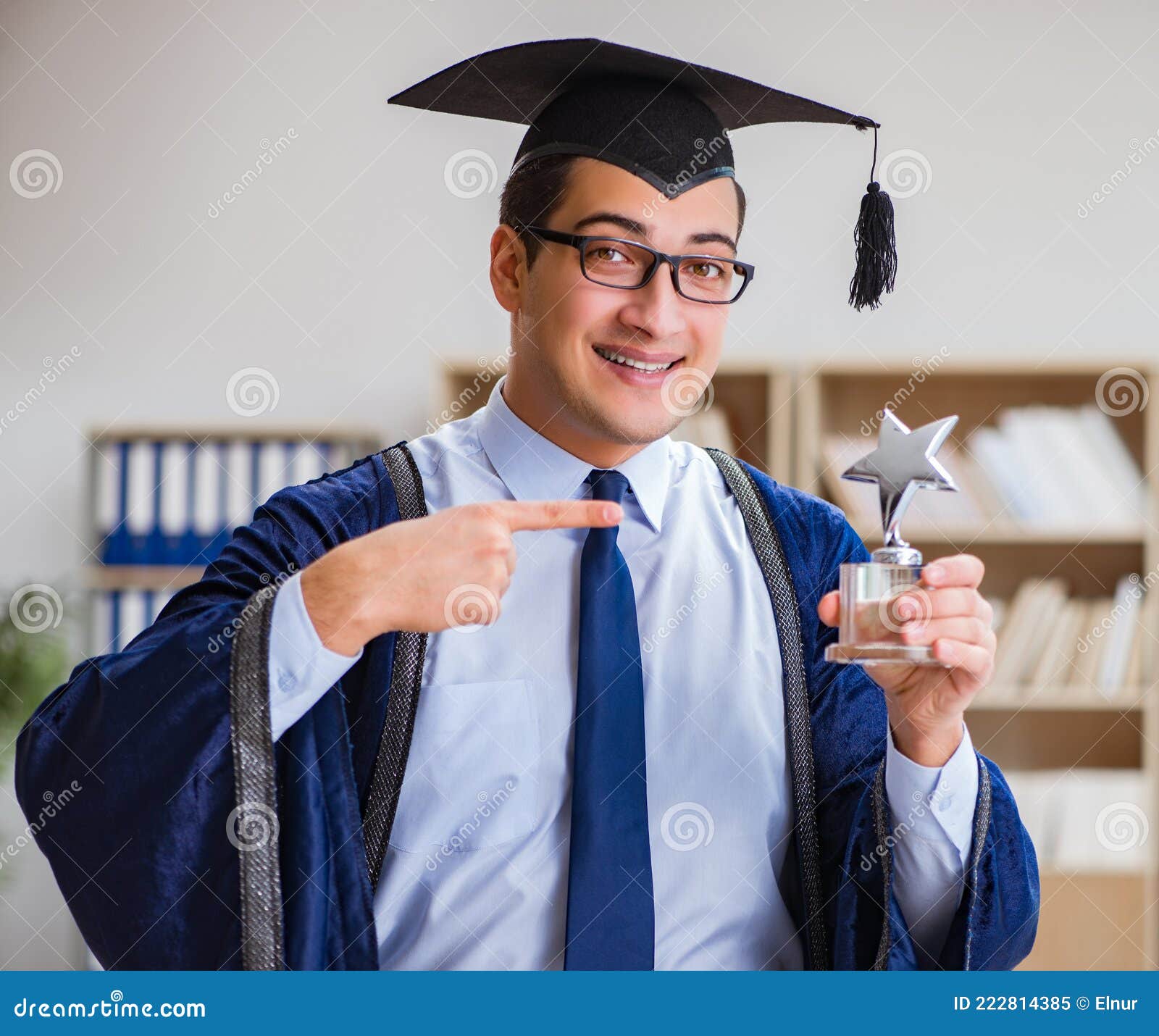 Joven Graduado De La Universidad Imagen de archivo - Imagen de soltero ...
