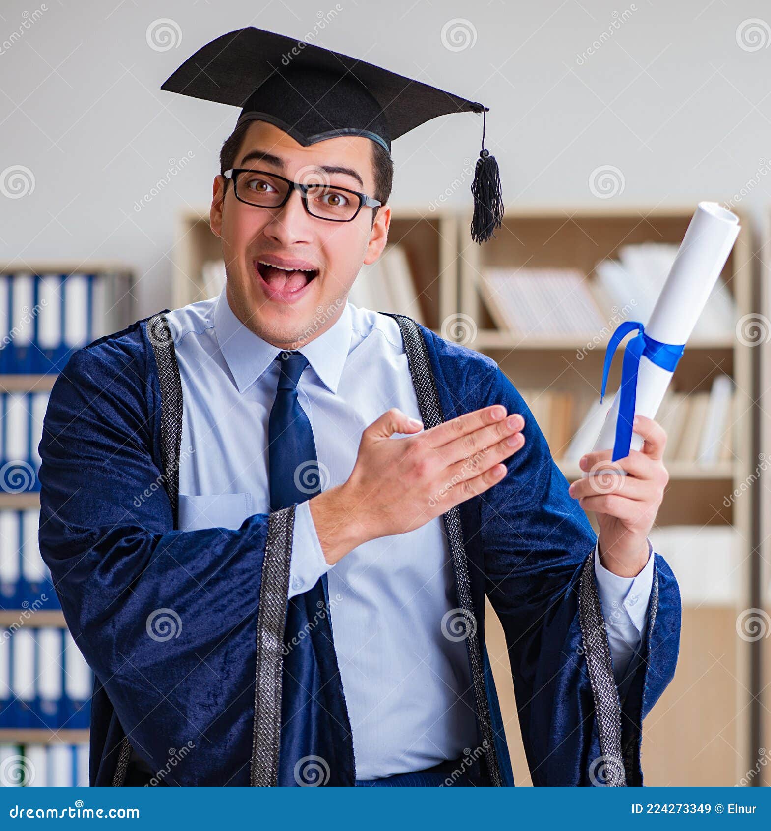 Joven Graduado De La Universidad Imagen de archivo - Imagen de alto ...