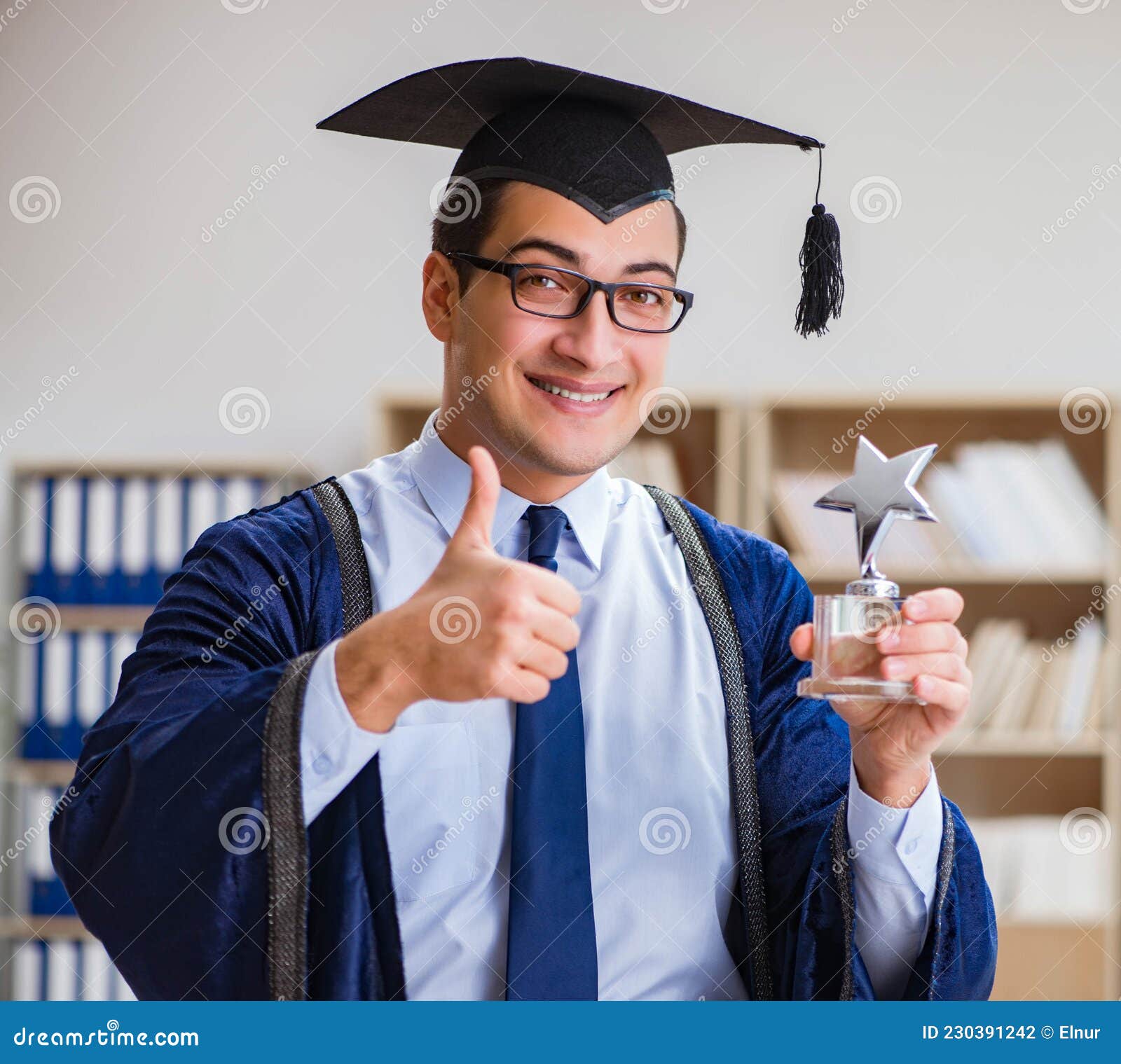 Joven Graduado De La Universidad Foto de archivo - Imagen de libros ...