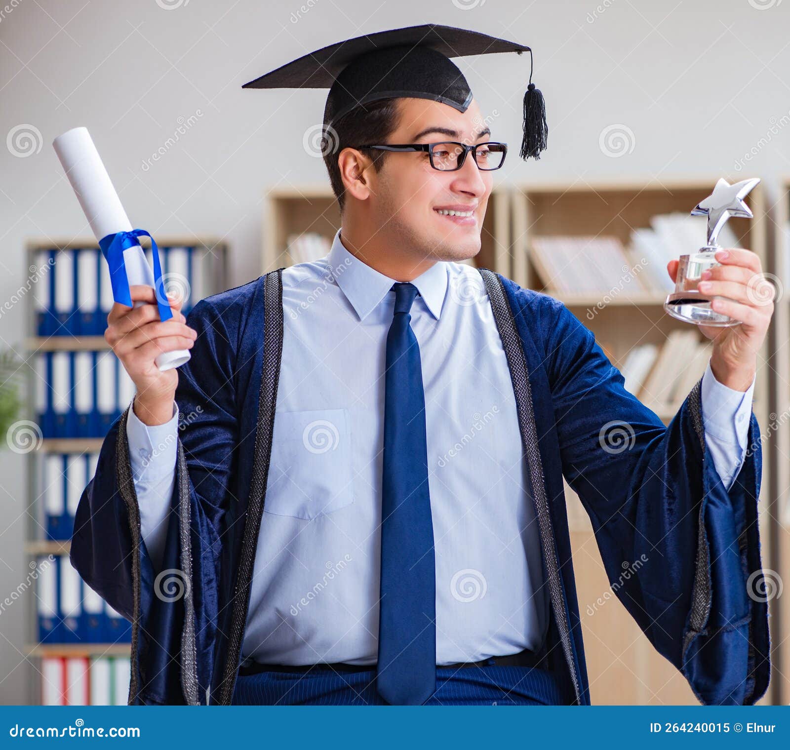 Joven Graduado De La Universidad Imagen de archivo - Imagen de logro ...