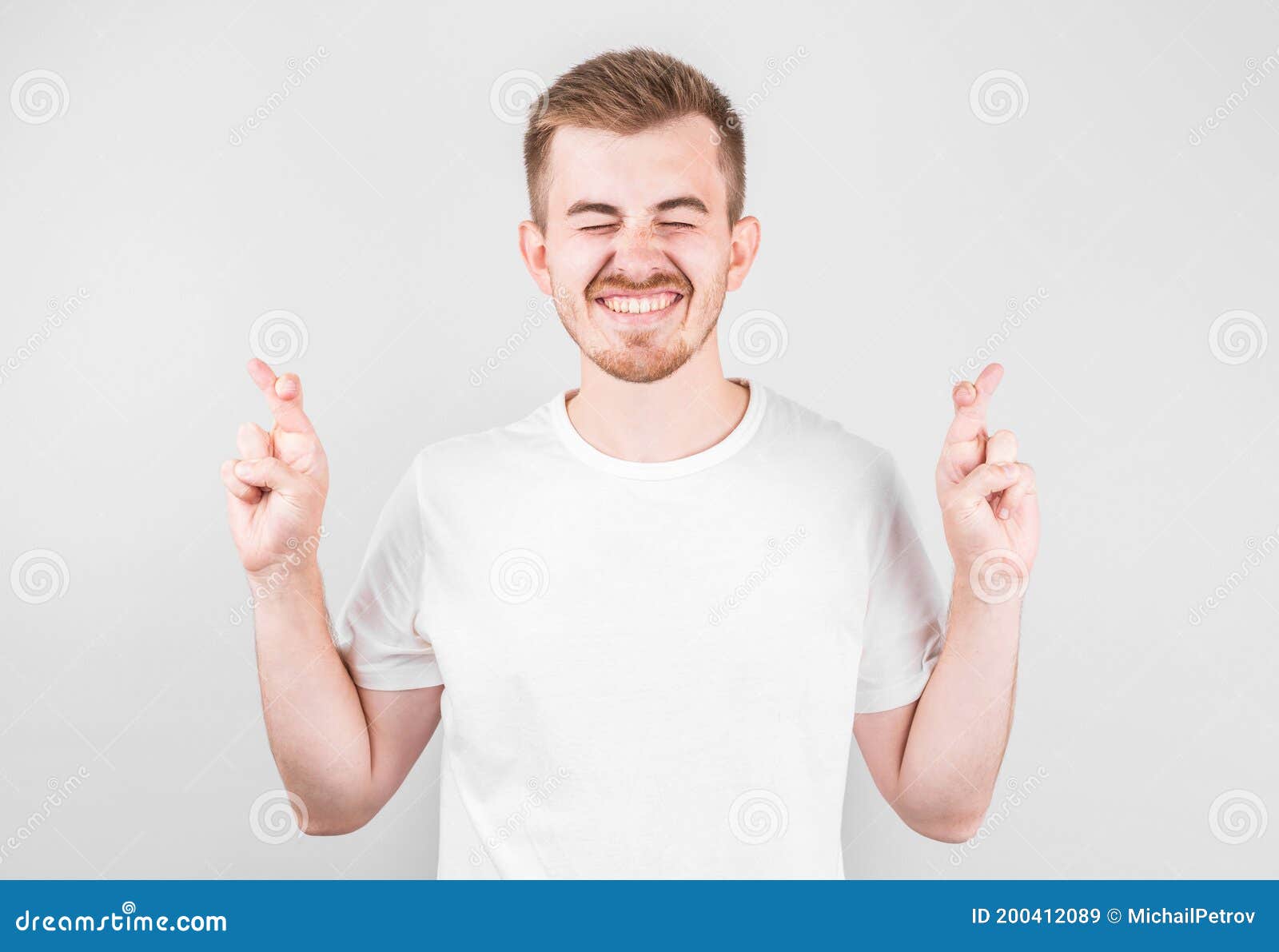 Joven Haciendo Un Deseo Aislado En Un Fondo Blanco Imagen de archivo ...