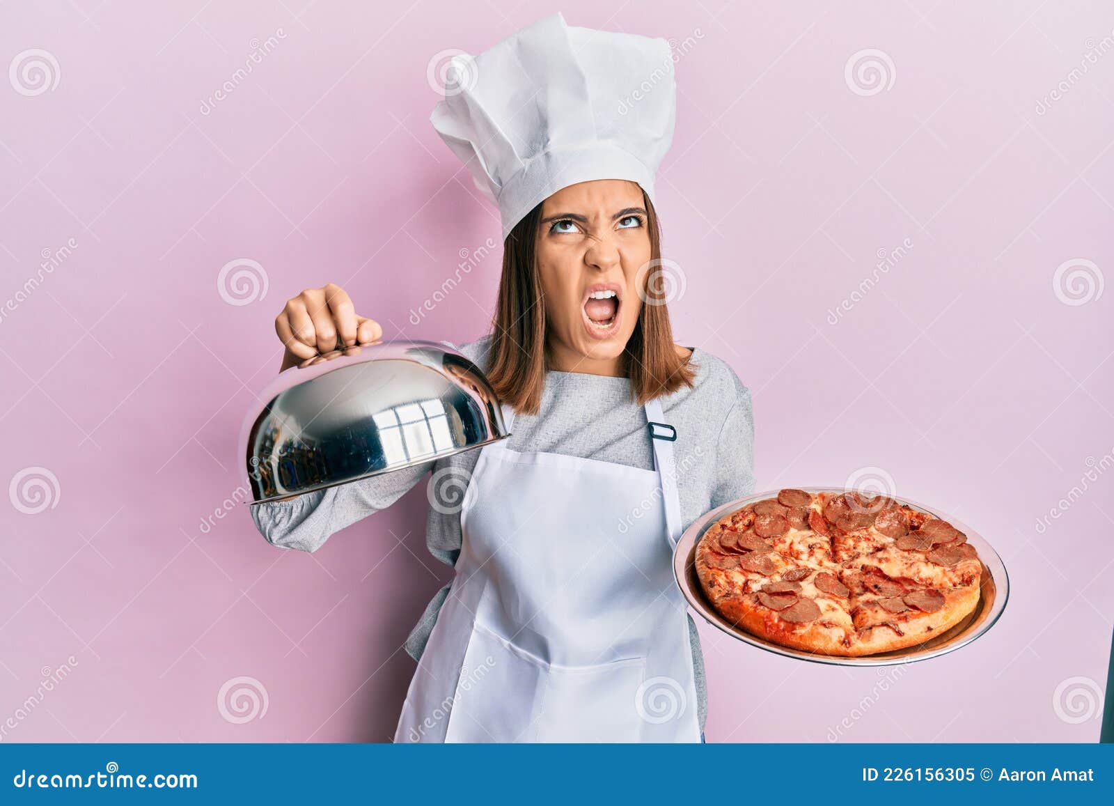 Joven Hermosa Mujer Cocinera Profesional Sosteniendo Pizza Italiana ... Joven Hermosa Mujer Cocinera Profesional Sosteniendo Pizza Italiana ...