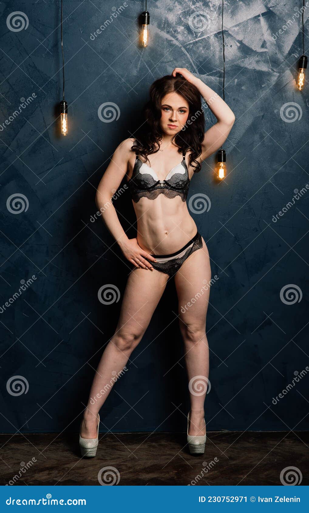 Joven Hermoso Cuerpo De Mujer Con Fondo Gris En Ropa Interior Seductora