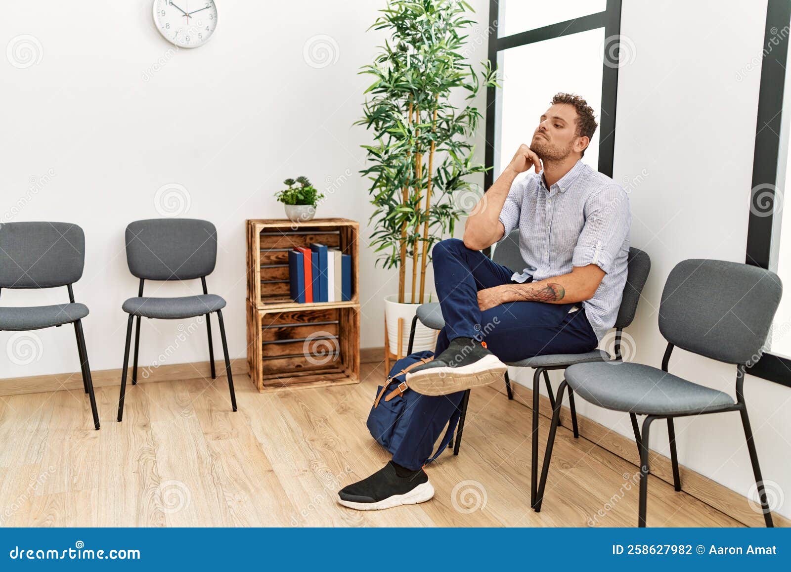 Joven Hispano Aburrido Sentado En La Silla En La Sala De Espera Foto de ...