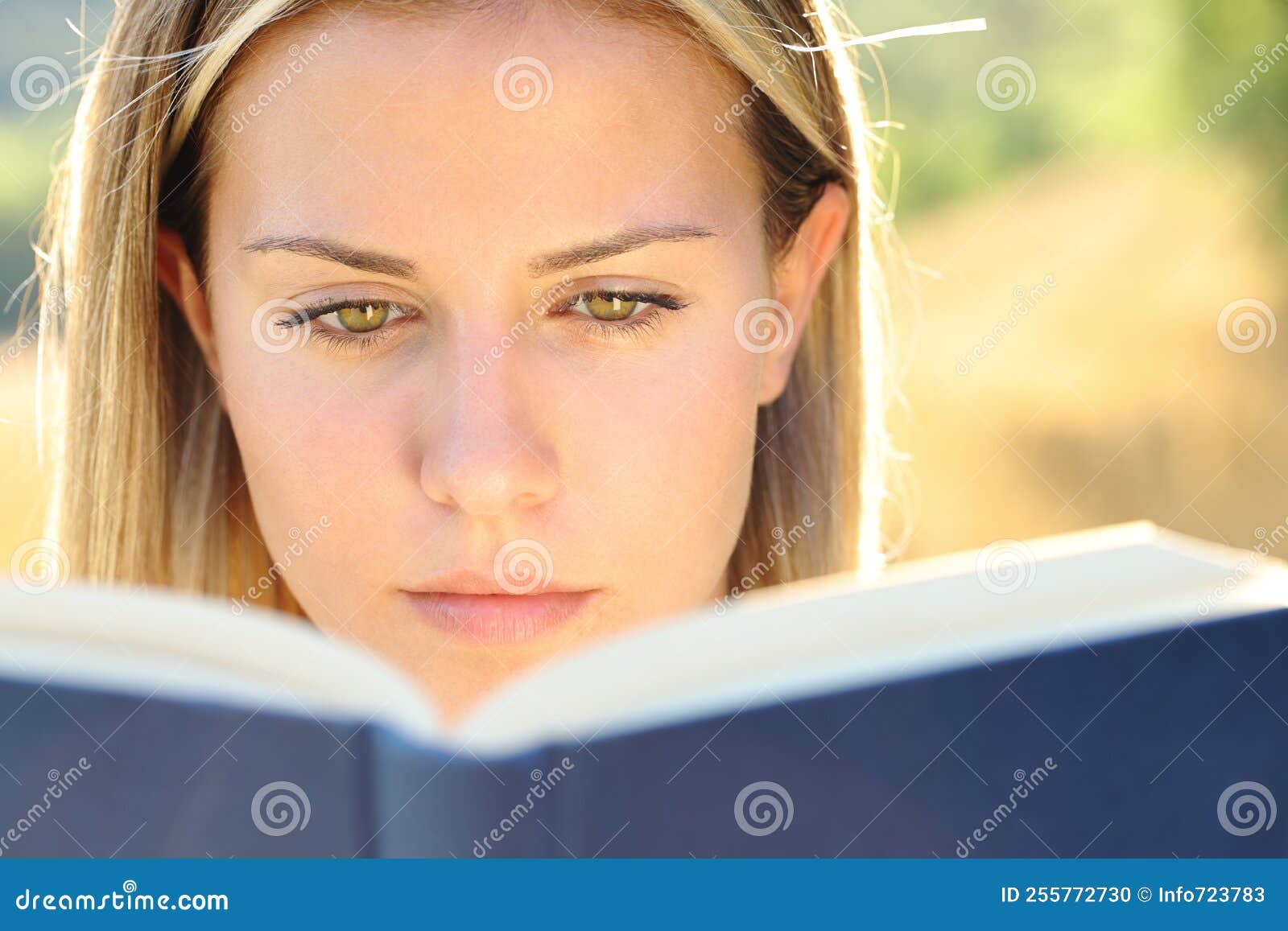 Joven Leyendo Un Libro De Papel En La Naturaleza Foto de archivo ... Joven Leyendo Un Libro De Papel En La Naturaleza Foto de archivo ...