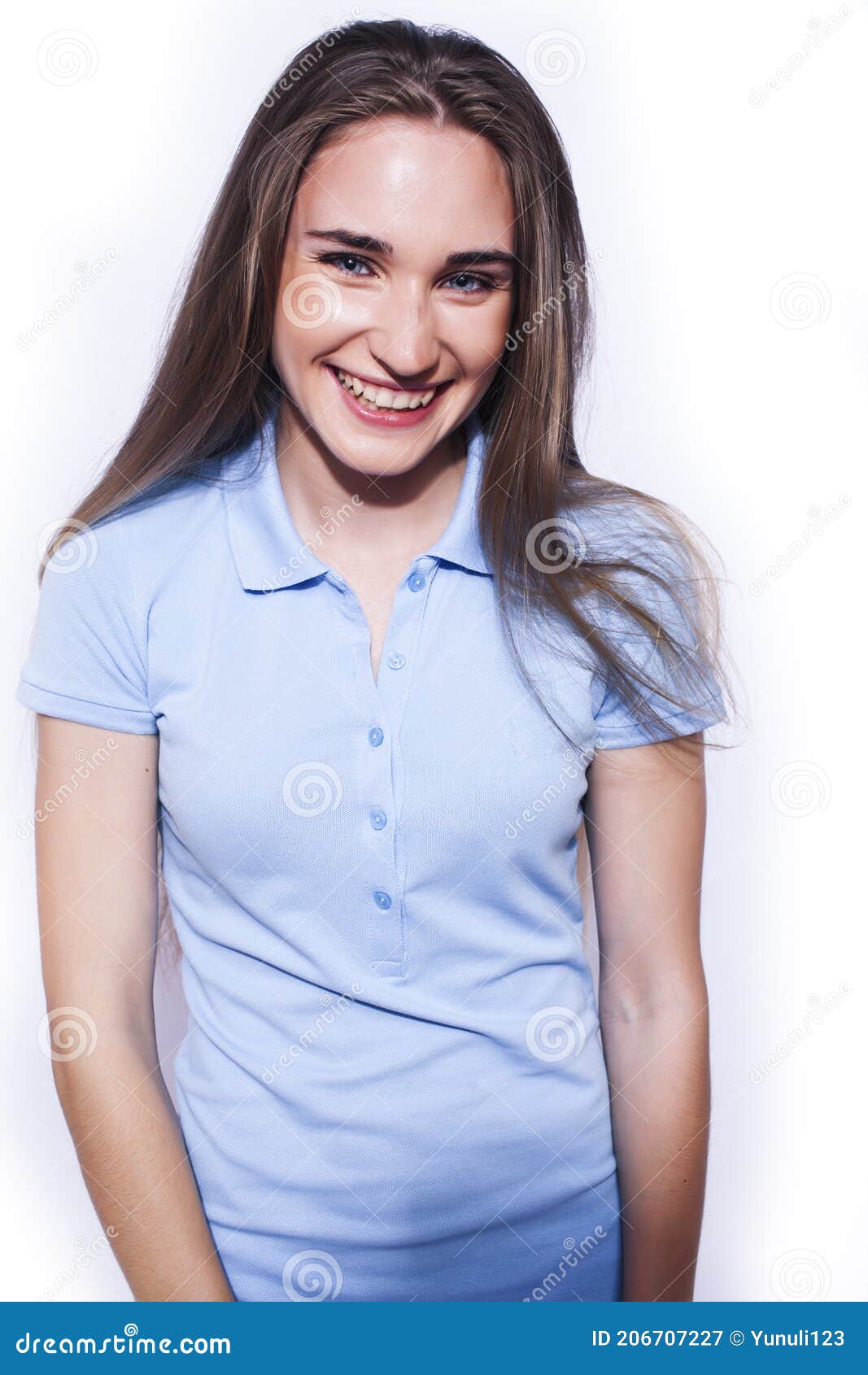 Joven Linda Adolescente Hipster Que Posa Emocionalmente Feliz Sonriendo