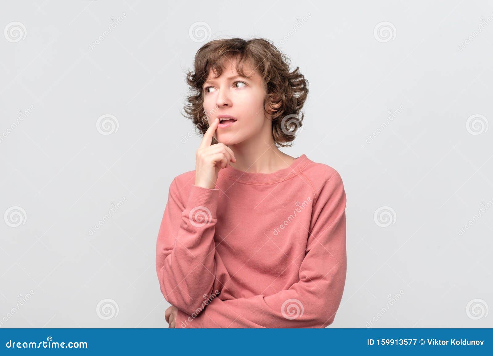 Joven Mujer Rizada Pensando Y Reflexionando Sobre Algo Imagen de ...