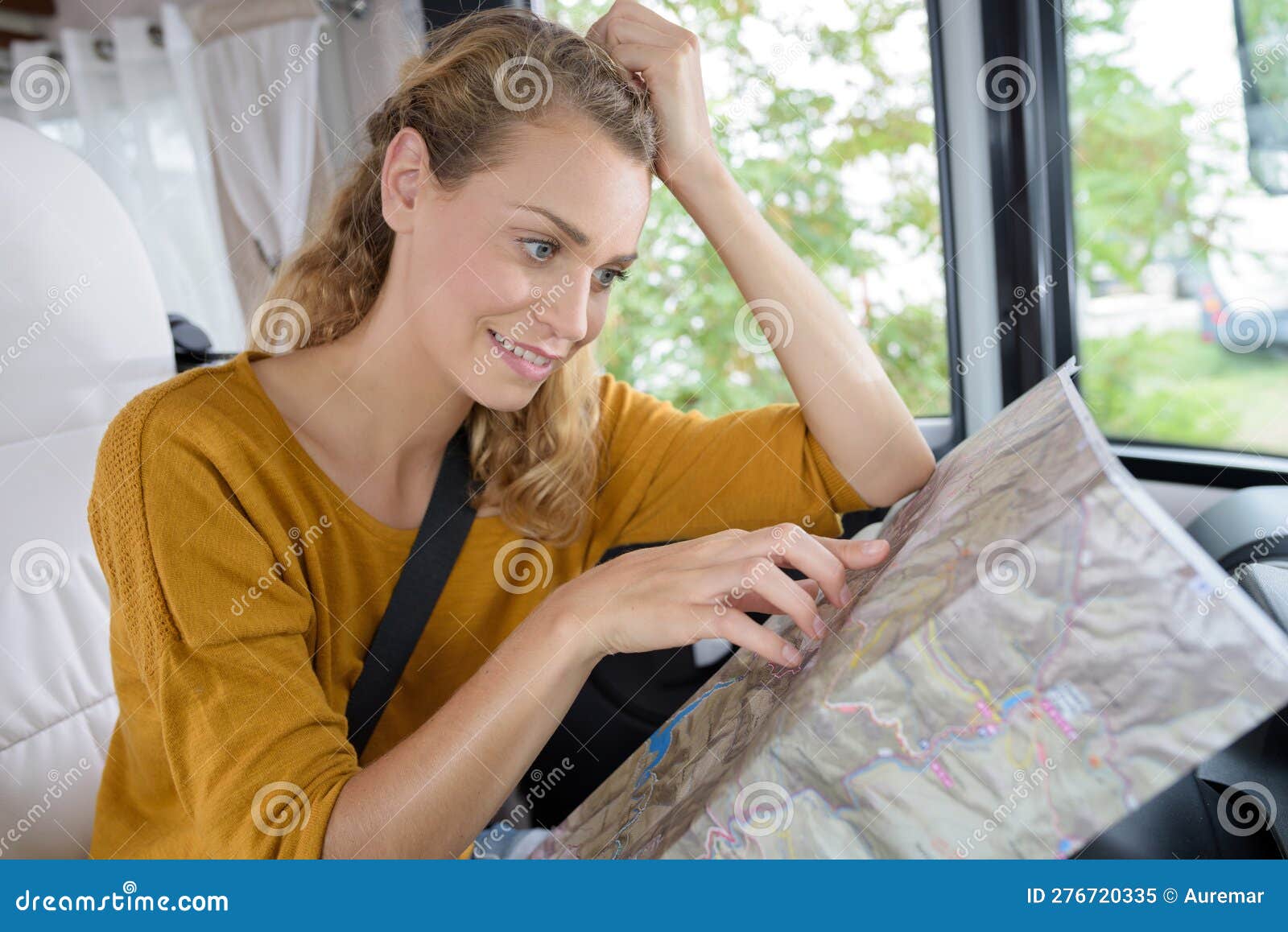 Joven Perpleja En Campervan Mirando El Mapa Imagen de archivo - Imagen ...