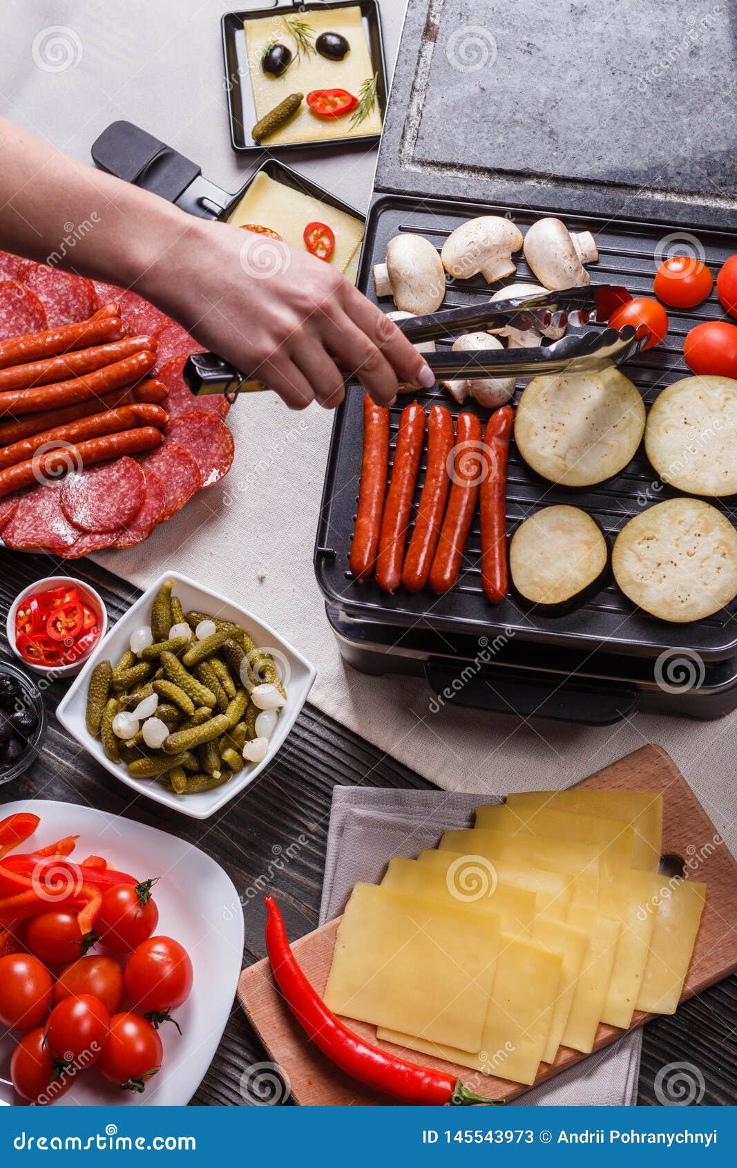 Joven Preparando Una Raclette Tradicional De Queso Suizo Imagen de ...