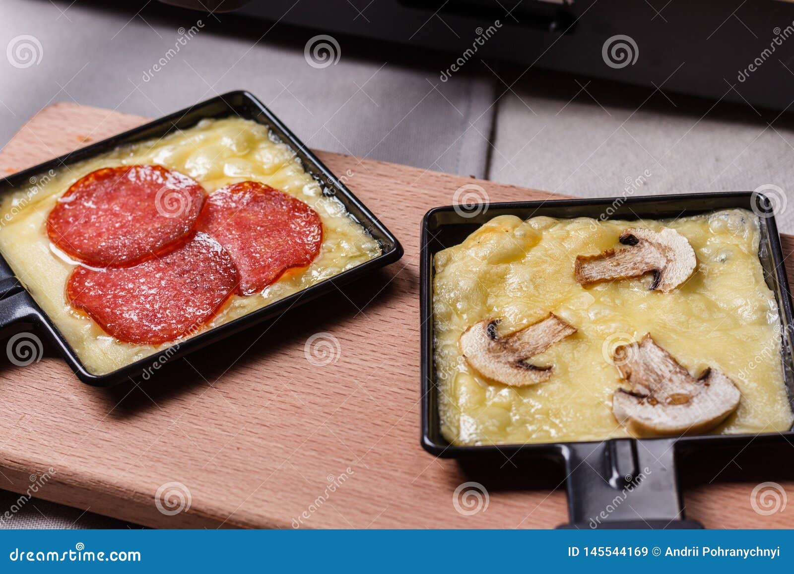 Joven Preparando Una Raclette Tradicional De Queso Suizo Imagen de ...
