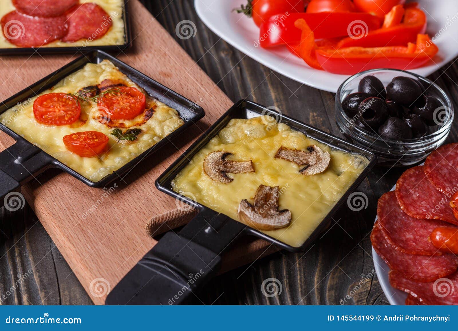 Joven Preparando Una Raclette Tradicional De Queso Suizo Imagen de ...