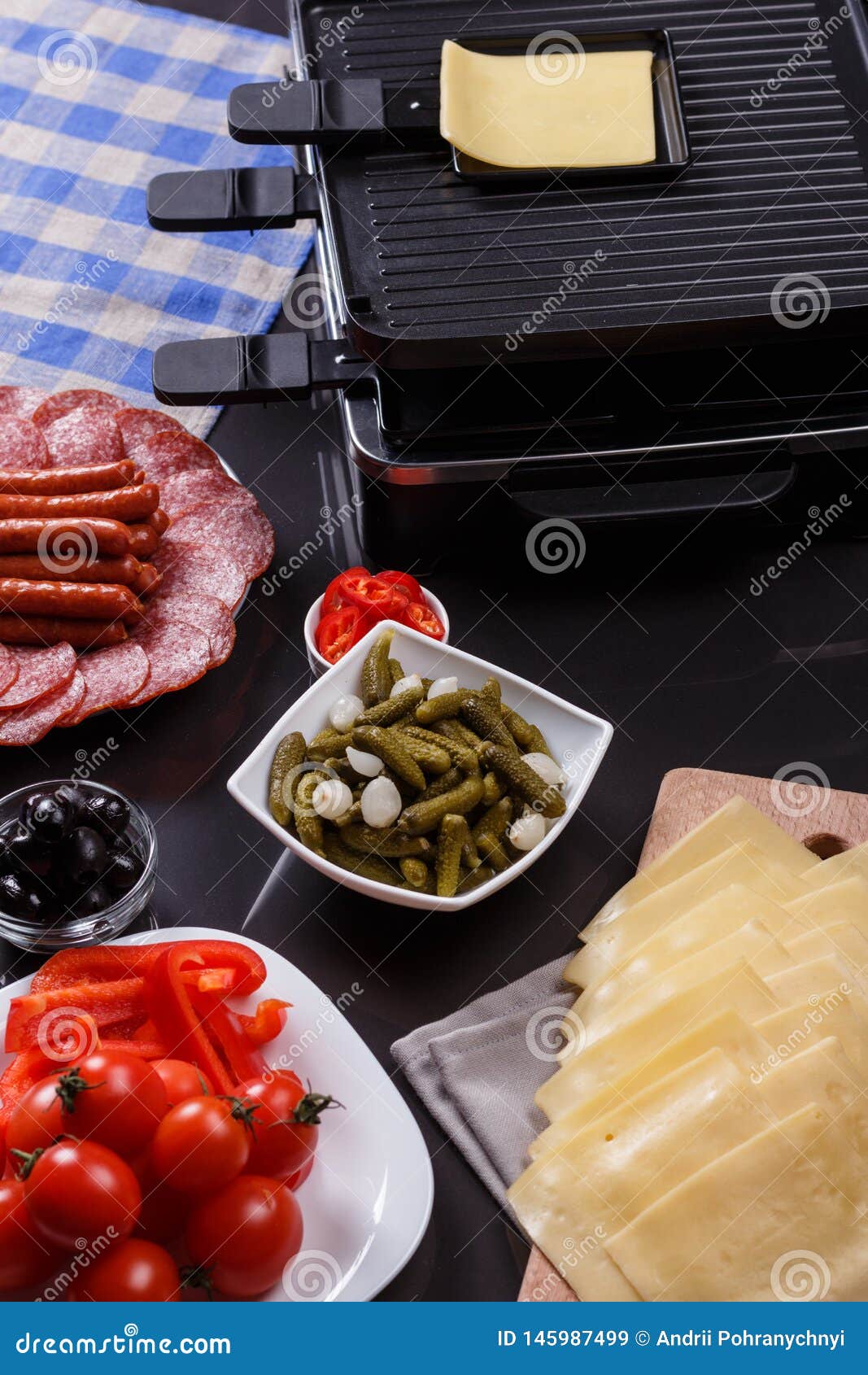 Joven Preparando Una Raclette Tradicional De Queso Suizo Imagen de ...