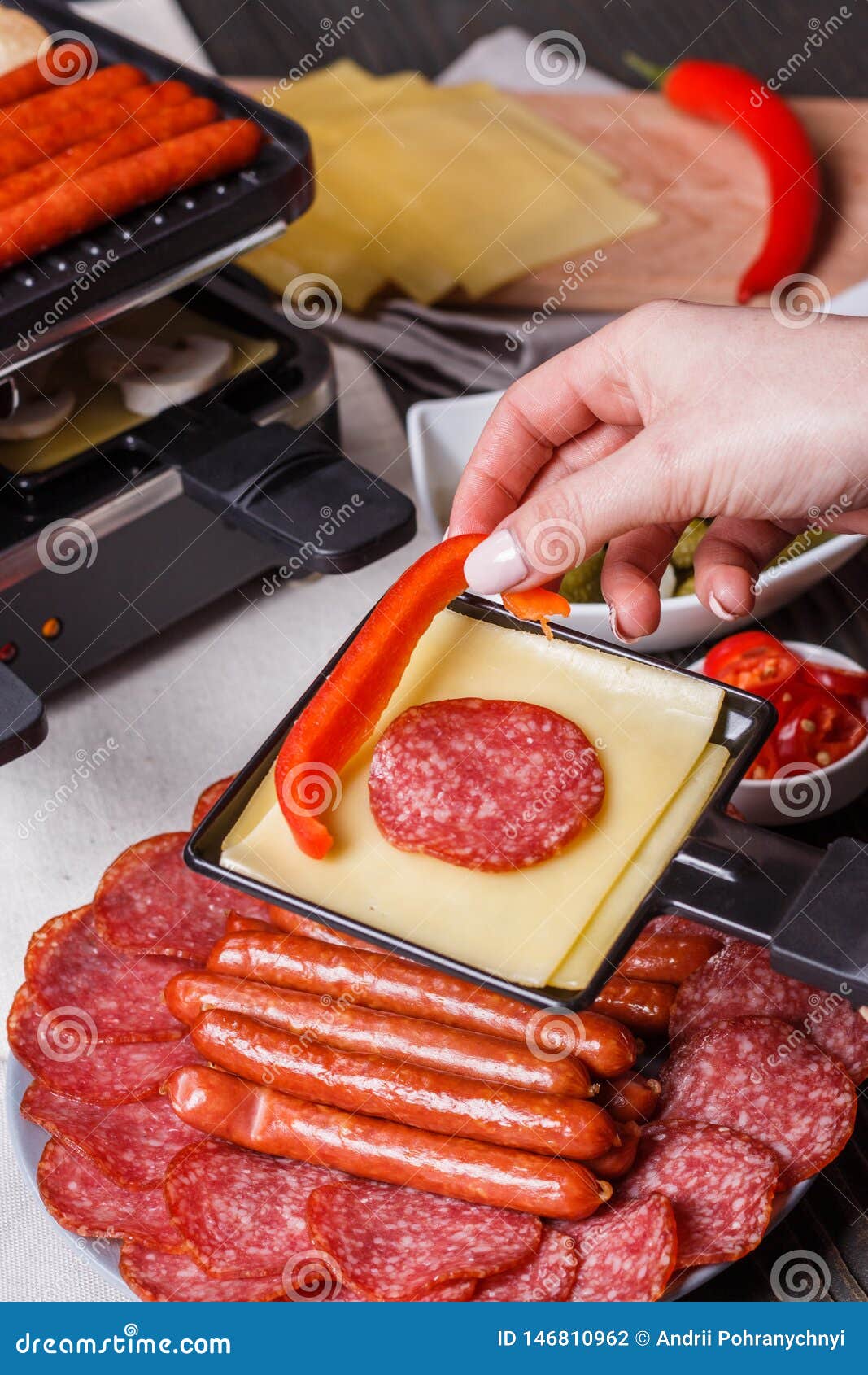 Joven Preparando Una Raclette Tradicional De Queso Suizo Foto de ...