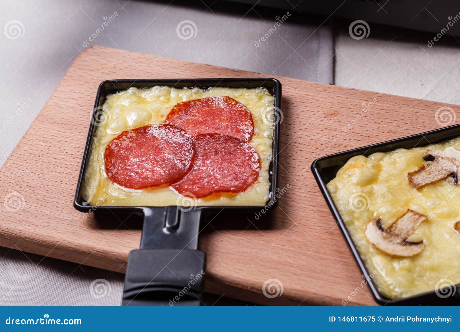 Joven Preparando Una Raclette Tradicional De Queso Suizo Imagen de ...