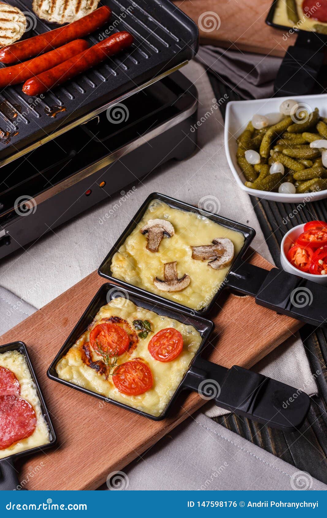 Joven Preparando Una Raclette Tradicional De Queso Suizo Foto de ...