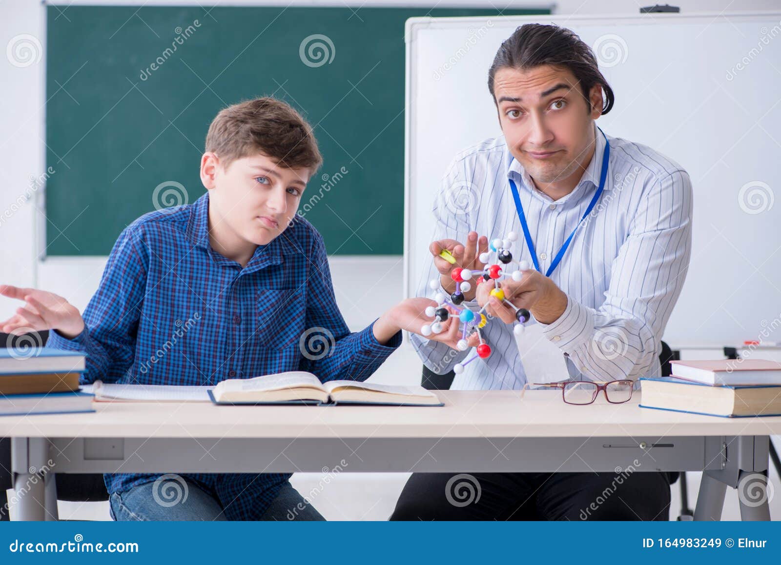 Joven Profesor Explicando Modelo Molecular Imagen de archivo - Imagen ...