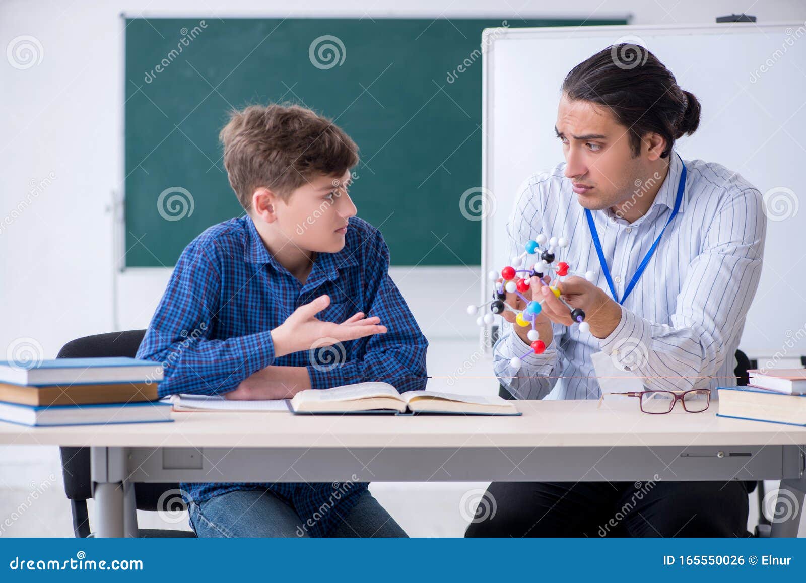 Joven Profesor Explicando Modelo Molecular Foto de archivo - Imagen de ...