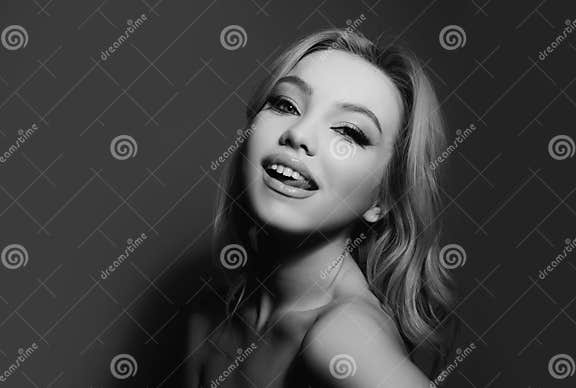 Joven Sensual Sexy Y Hermosa Chica Cara Femenina De Moda Y Belleza Imagen De Archivo Imagen