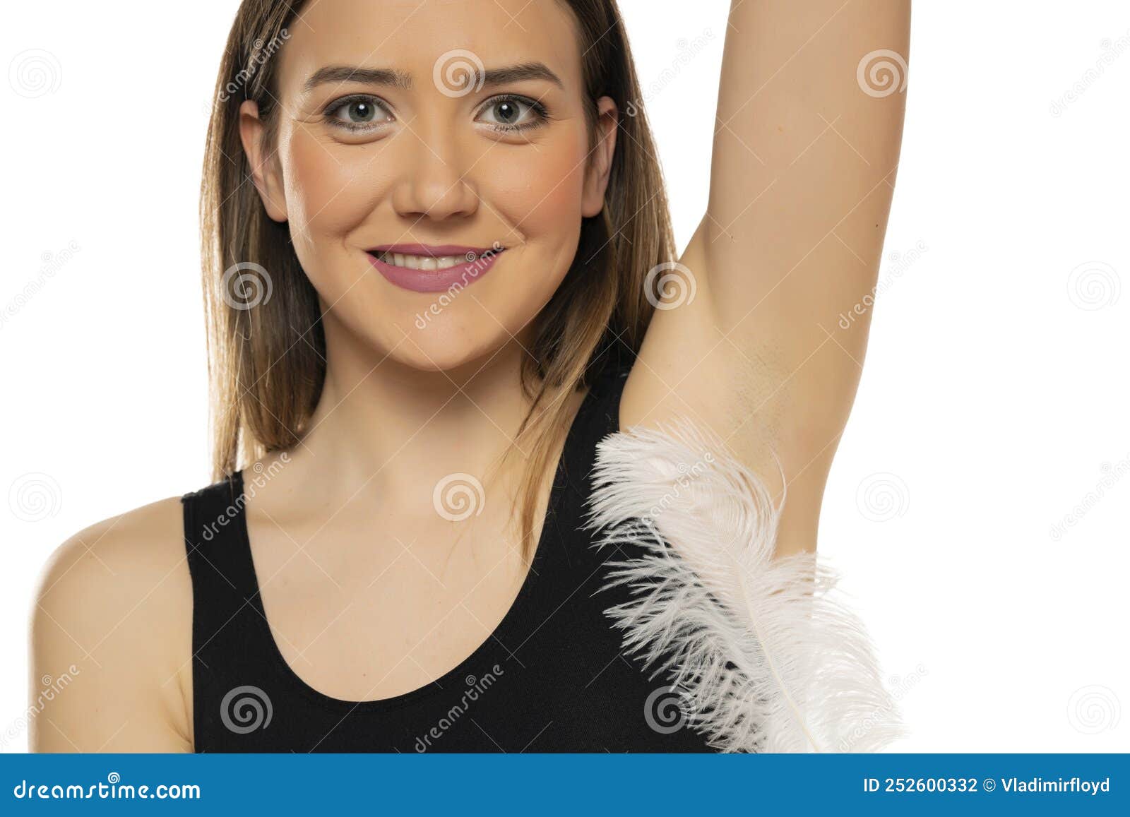 Joven Sonriente Acariciando La Axila Con Pluma Blanca Foto De Archivo Imagen De Feminidad