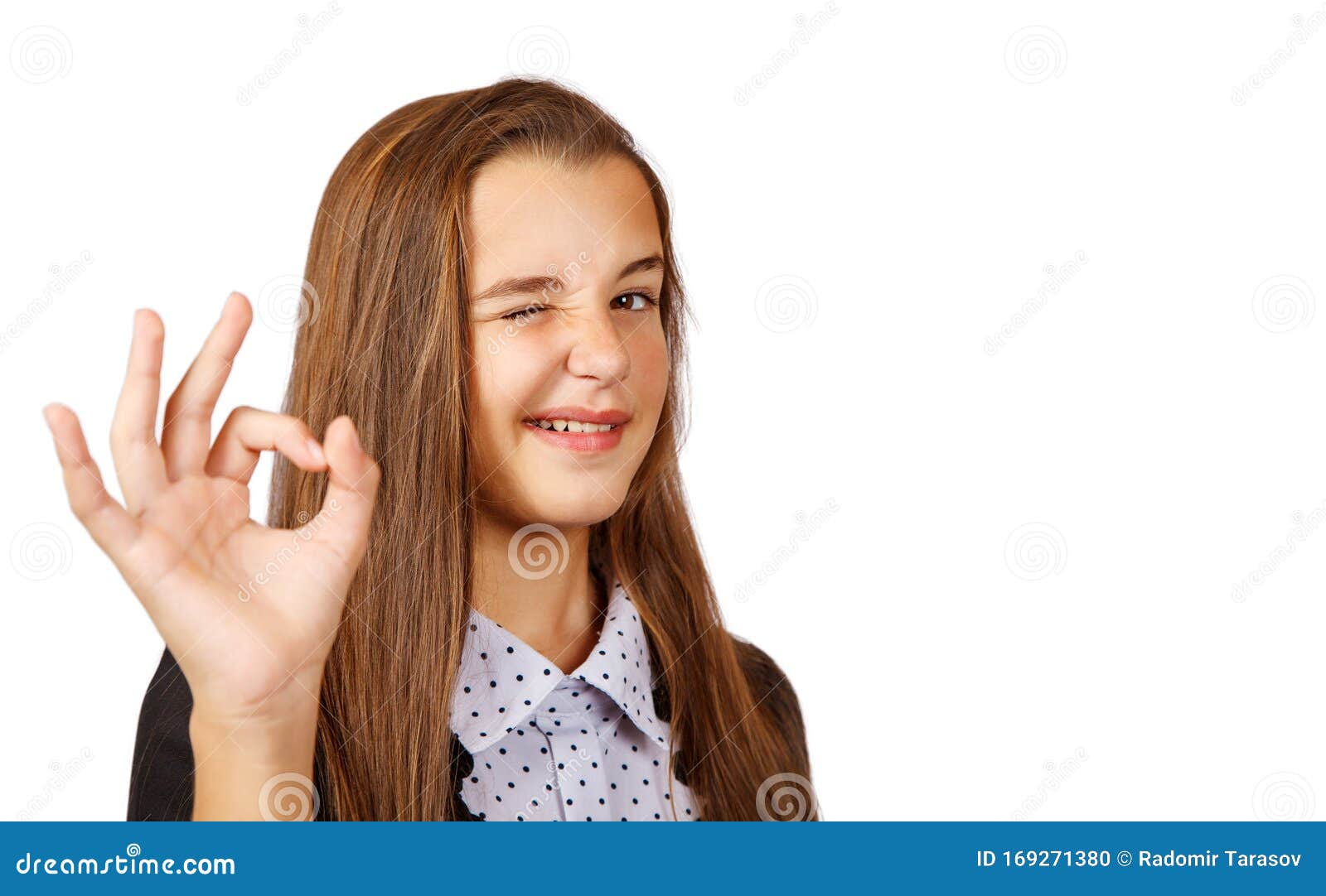 Joven Sonriente Haciendo Gestos Está Bien Foto De Archivo Imagen De
