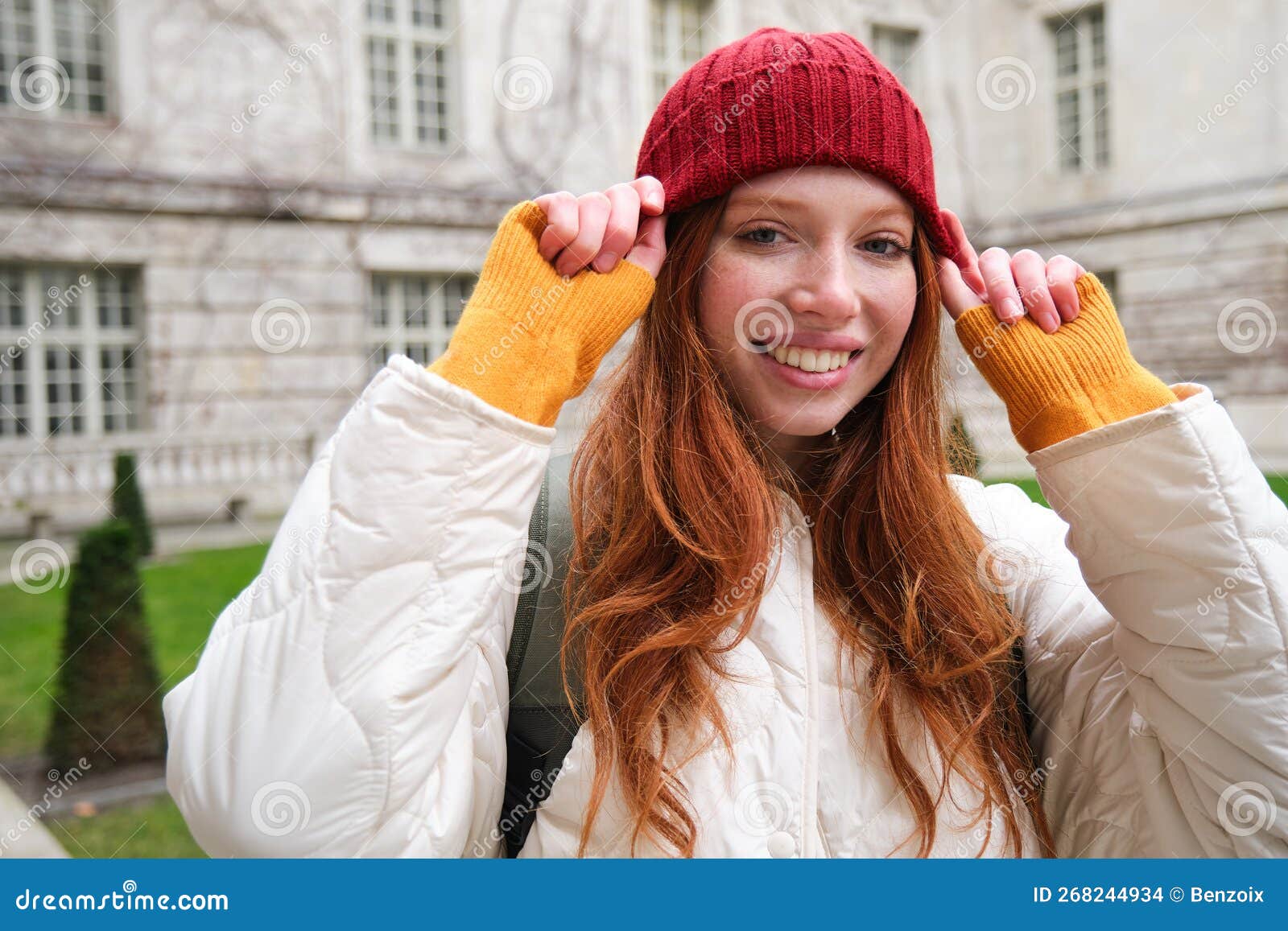 Joven Sonriente Pelirroja Caminando En Hermosas Atracciones De La