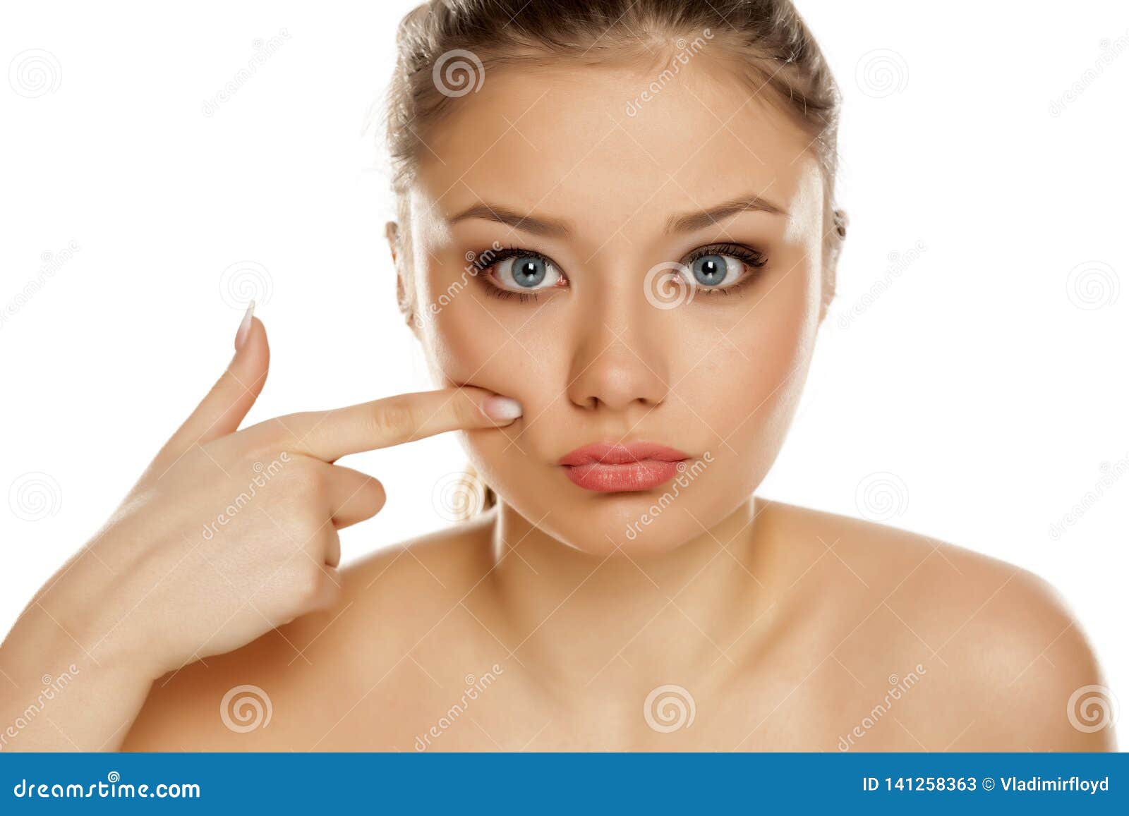 Joven tocando su mejilla imagen de archivo. Imagen de modelo - 141258363