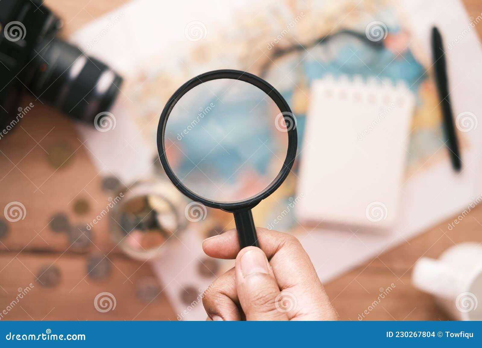 Joven Usando Lupa Mirando Algo En El Mapa Foto de archivo - Imagen de ...