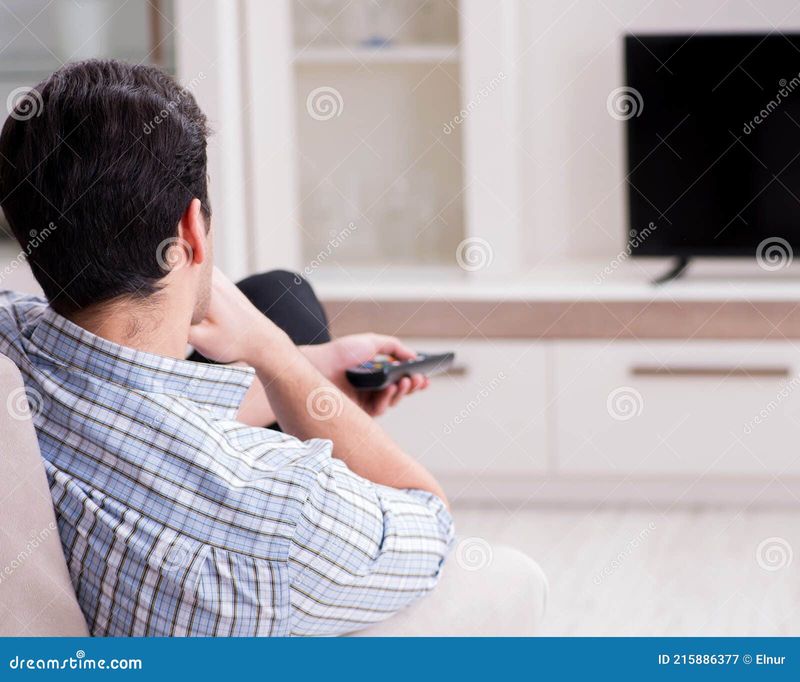 Joven Viendo La Tele En Casa Imagen de archivo - Imagen de canales ...