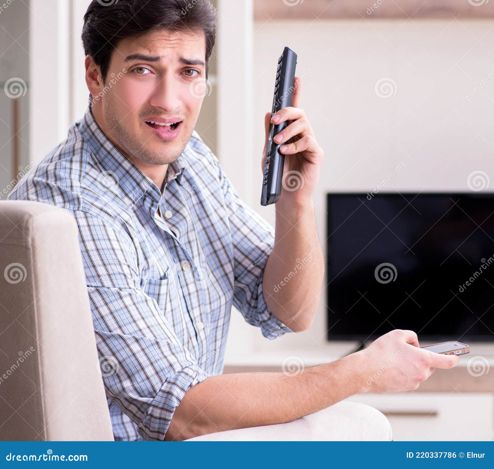 Joven Viendo Televisión En Casa Foto de archivo - Imagen de vivir ...