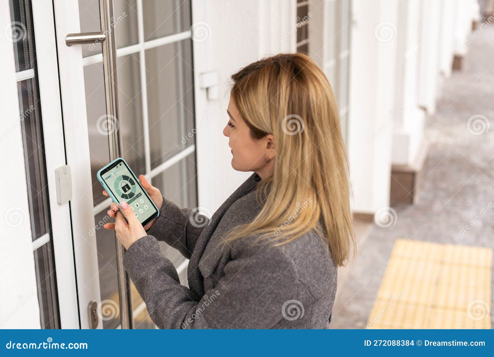 Joven Y Elegante Mujer Accediendo Al Edificio Conectando Un Smartphone ...