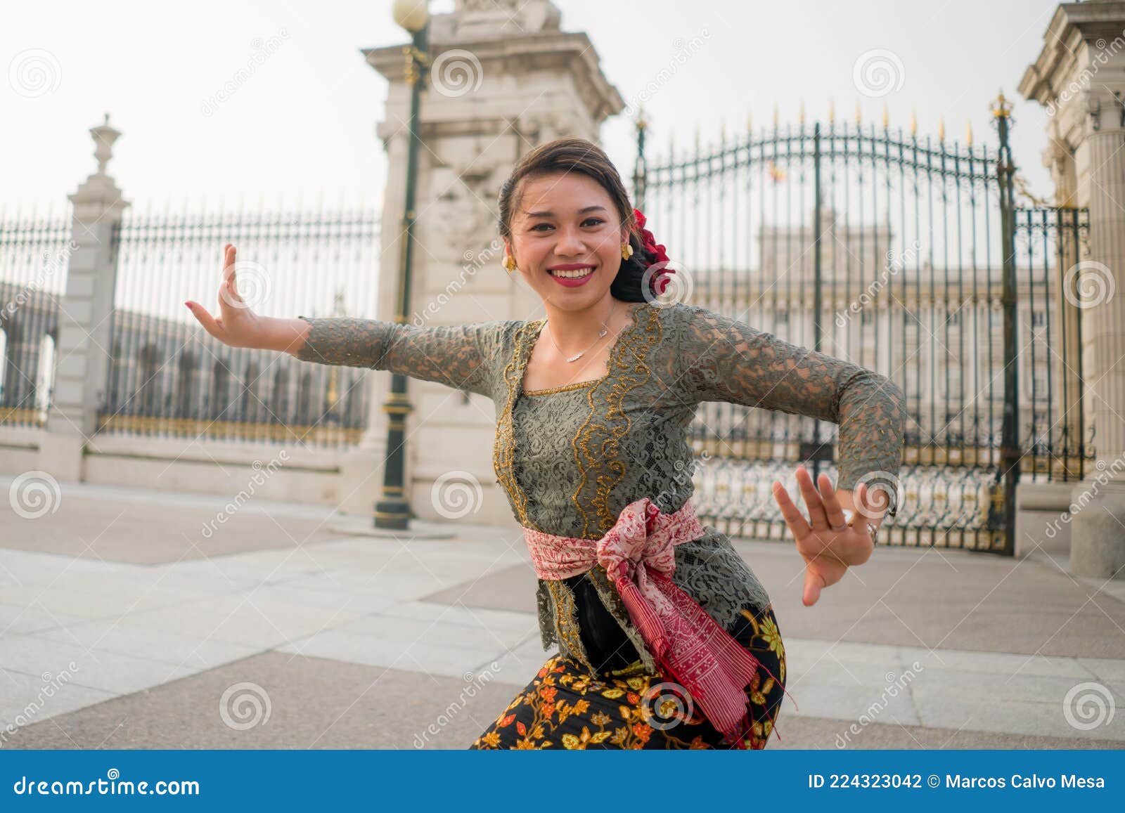 Joven Y Feliz Indonesia De Bali Teniendo Vacaciones En Europa Atractiva Y Alegre Chica Turística